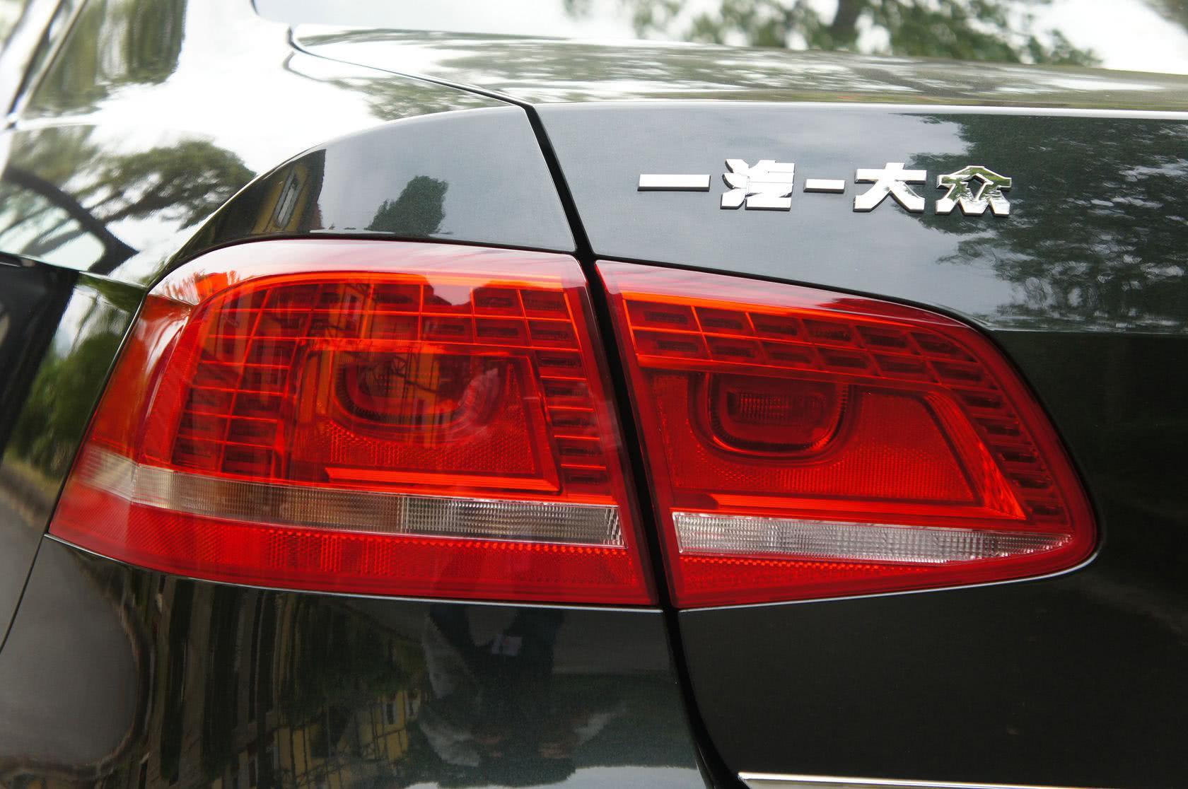 【迈腾B7L V6 3.0FSI DSG旗舰型尾灯侧45度俯拍图片-汽车图片大全】-易车