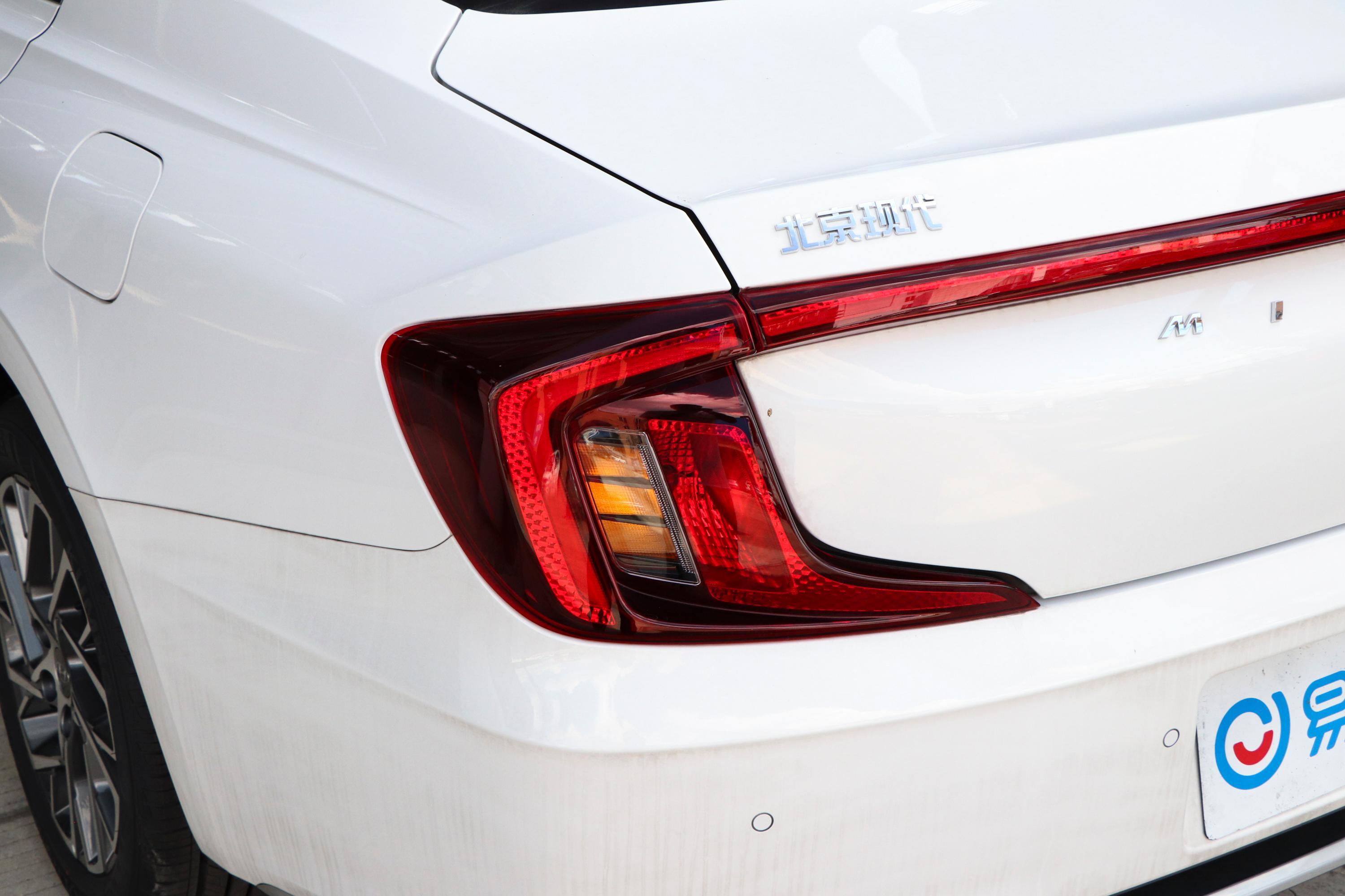 【名图1.8L CVT 领先版GLS尾灯侧45度俯拍图片-汽车图片大全】-易车