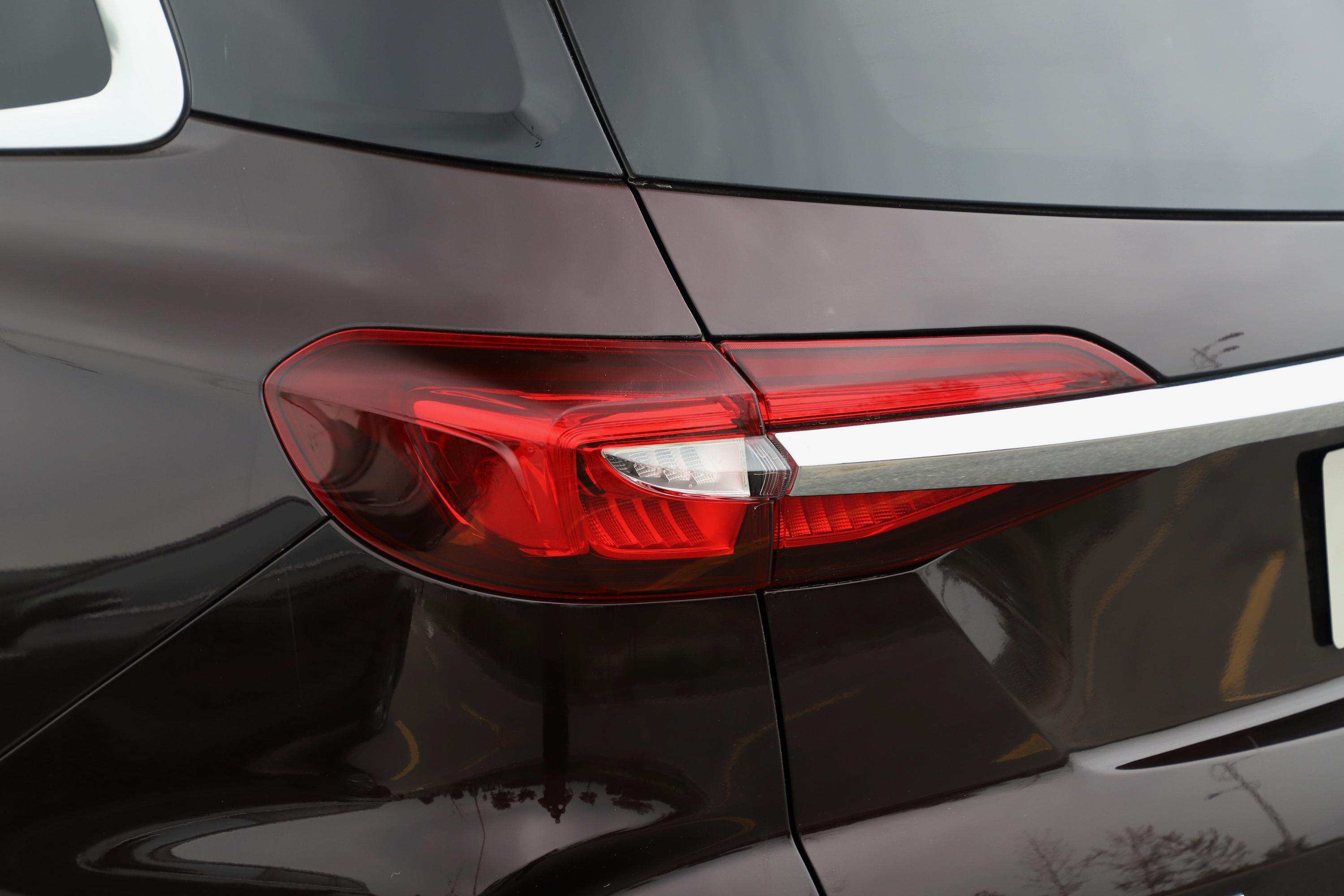 【昂科旗652T 四驱Avenir艾维亚 6座尾灯侧45度俯拍图片-汽车图片大全】-易车