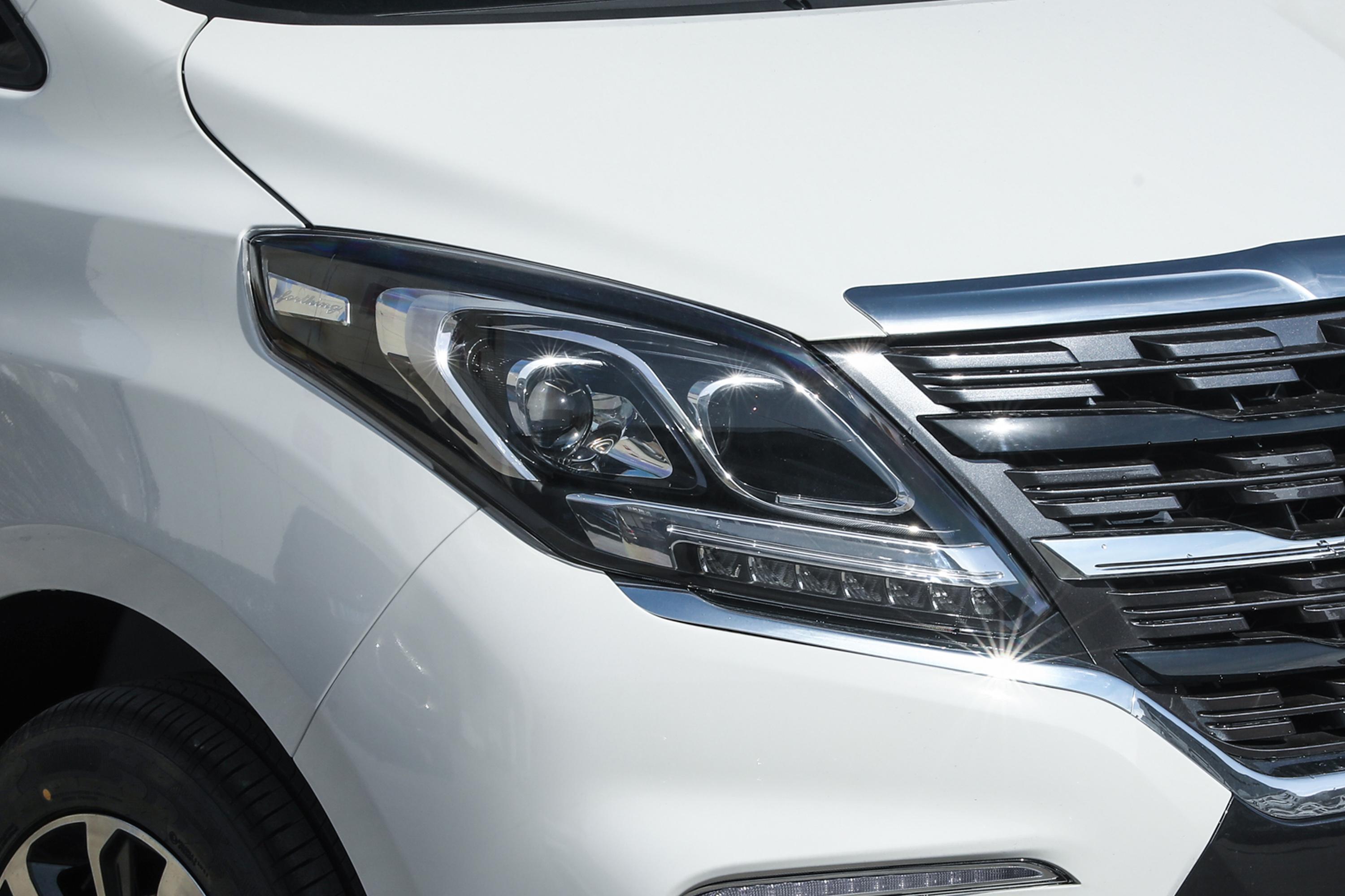 【风行M7领爵款 2.0T 自动伯爵版大灯侧45度俯拍图片-汽车图片大全】-易车