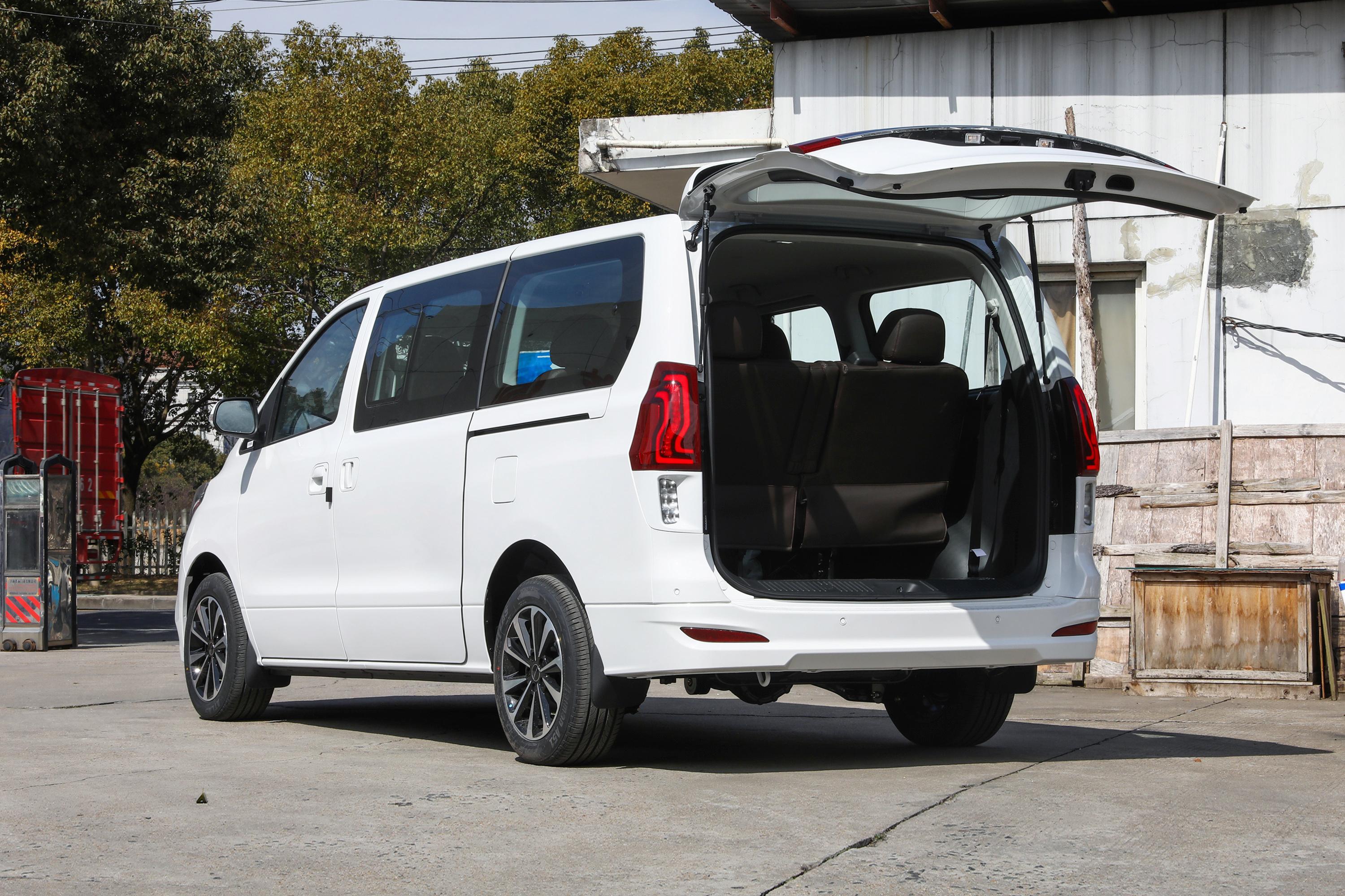 【风行M7领爵款 2.0T 自动伯爵版后备厢开启45度侧拍图片-汽车图片大全】-易车