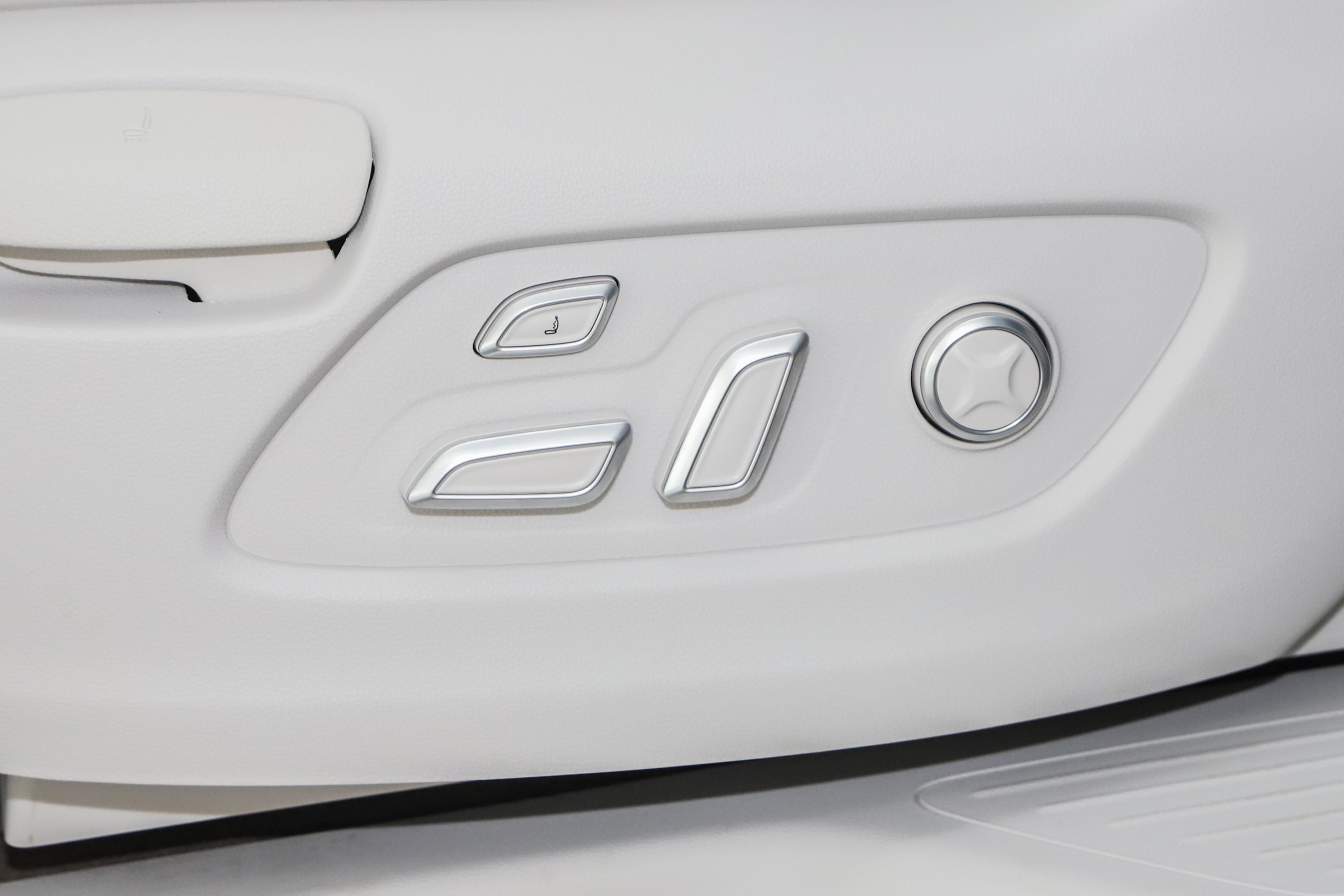 【荣威iMAX8新能源纯电动 550km 黄金版后排功能图片-汽车图片大全】-易车