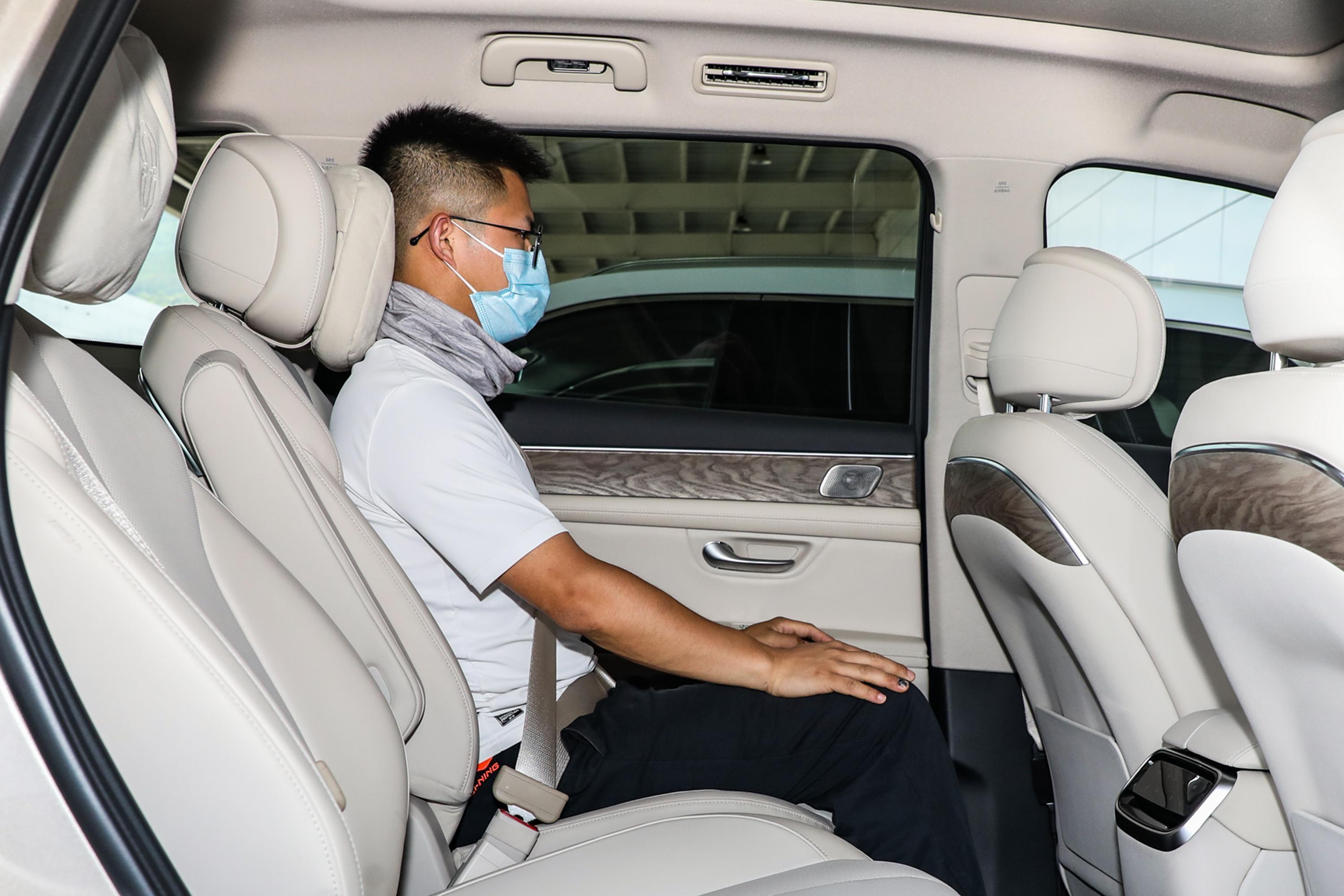 【问界M71.5T 200km 四驱豪华版后排空间体验图片-汽车图片大全】-易车