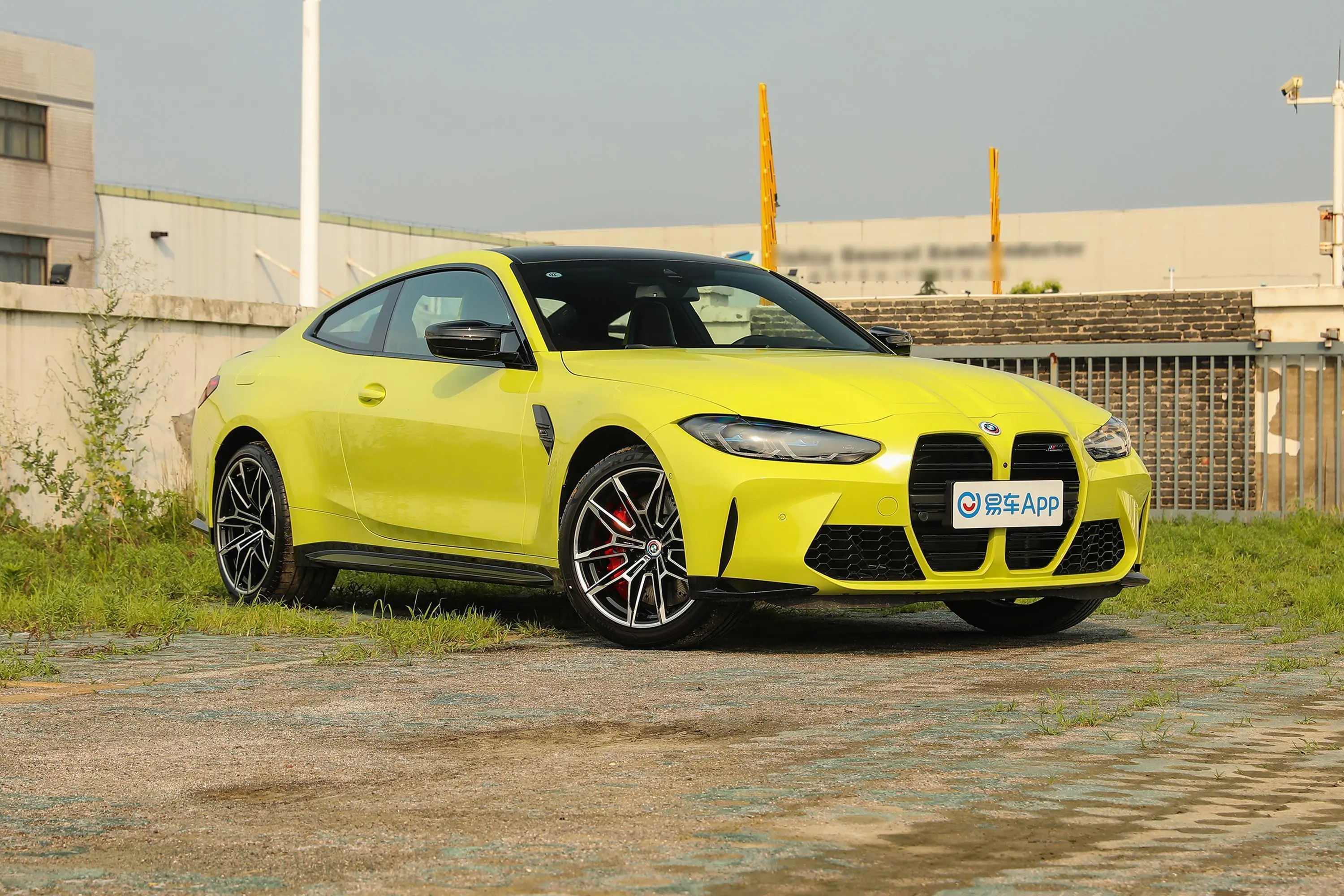 【宝马M450周年版 M4 双门轿跑车 雷霆版侧前45度车头向右水平图片-汽车图片大全】-易车