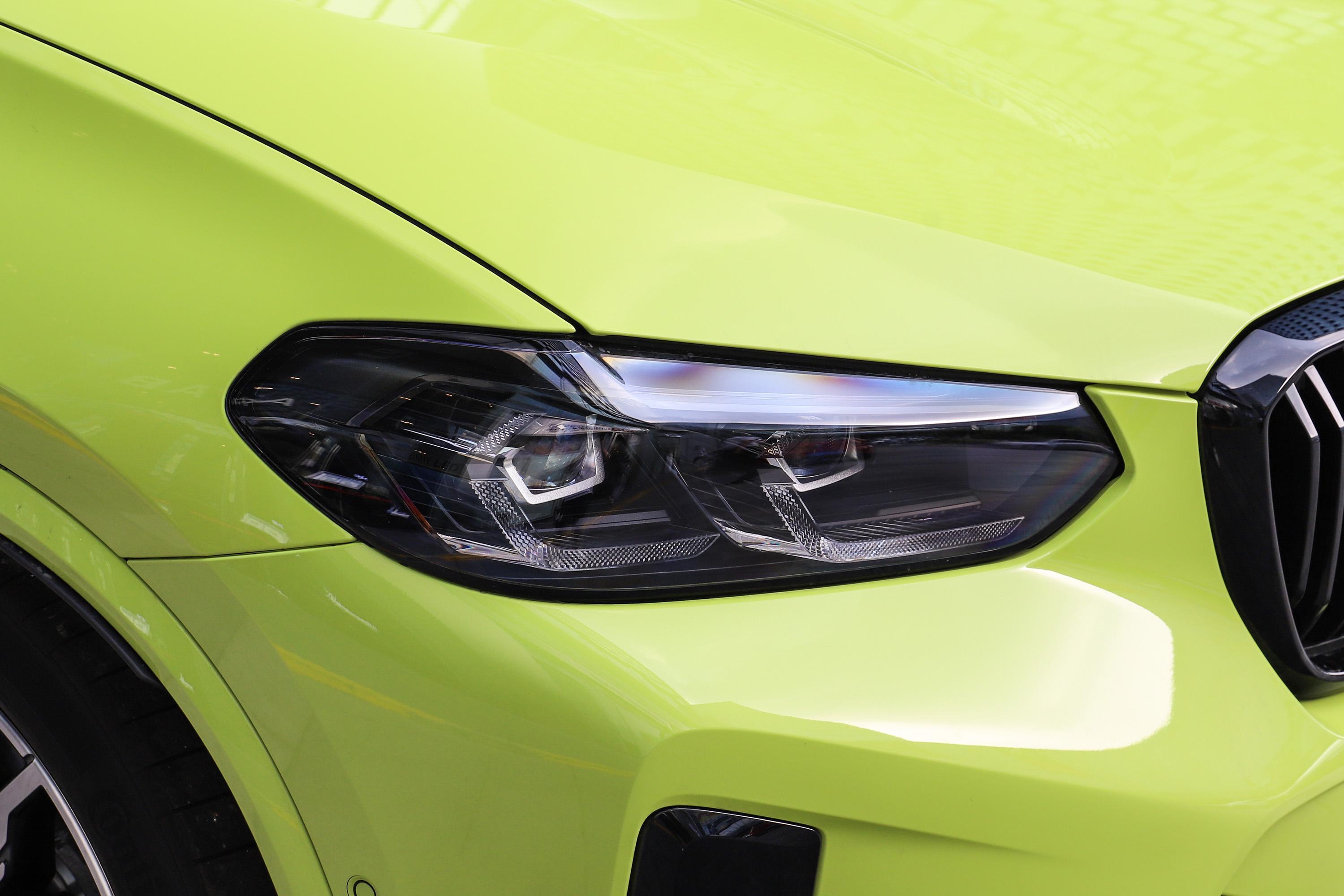 【宝马X4 M50周年版 X4 M 雷霆版大灯侧45度俯拍图片-汽车图片大全】-易车