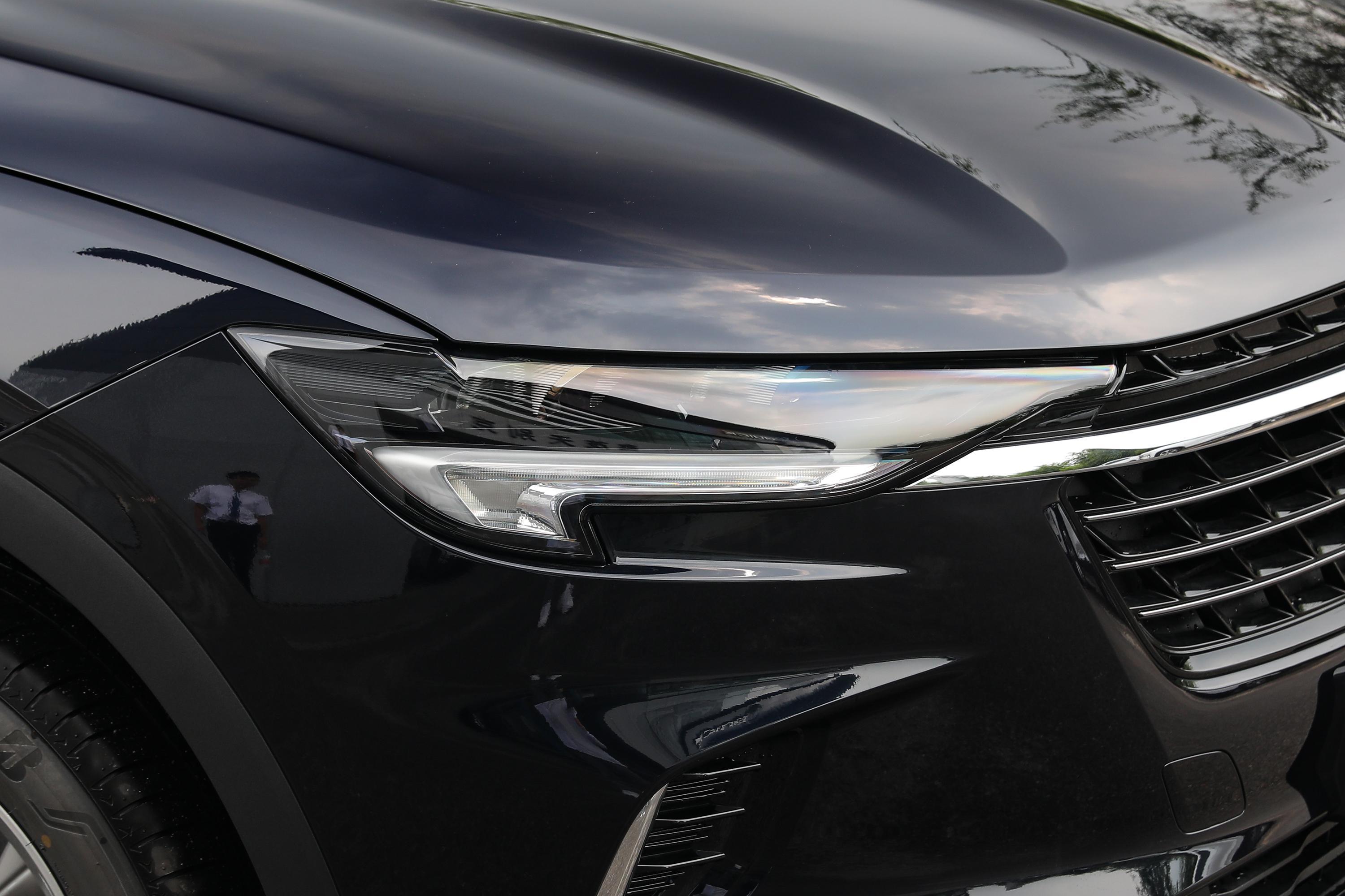 【昂科威Plus昂科威Plus 652T 两驱豪华型 5座大灯侧45度俯拍图片-汽车图片大全】-易车