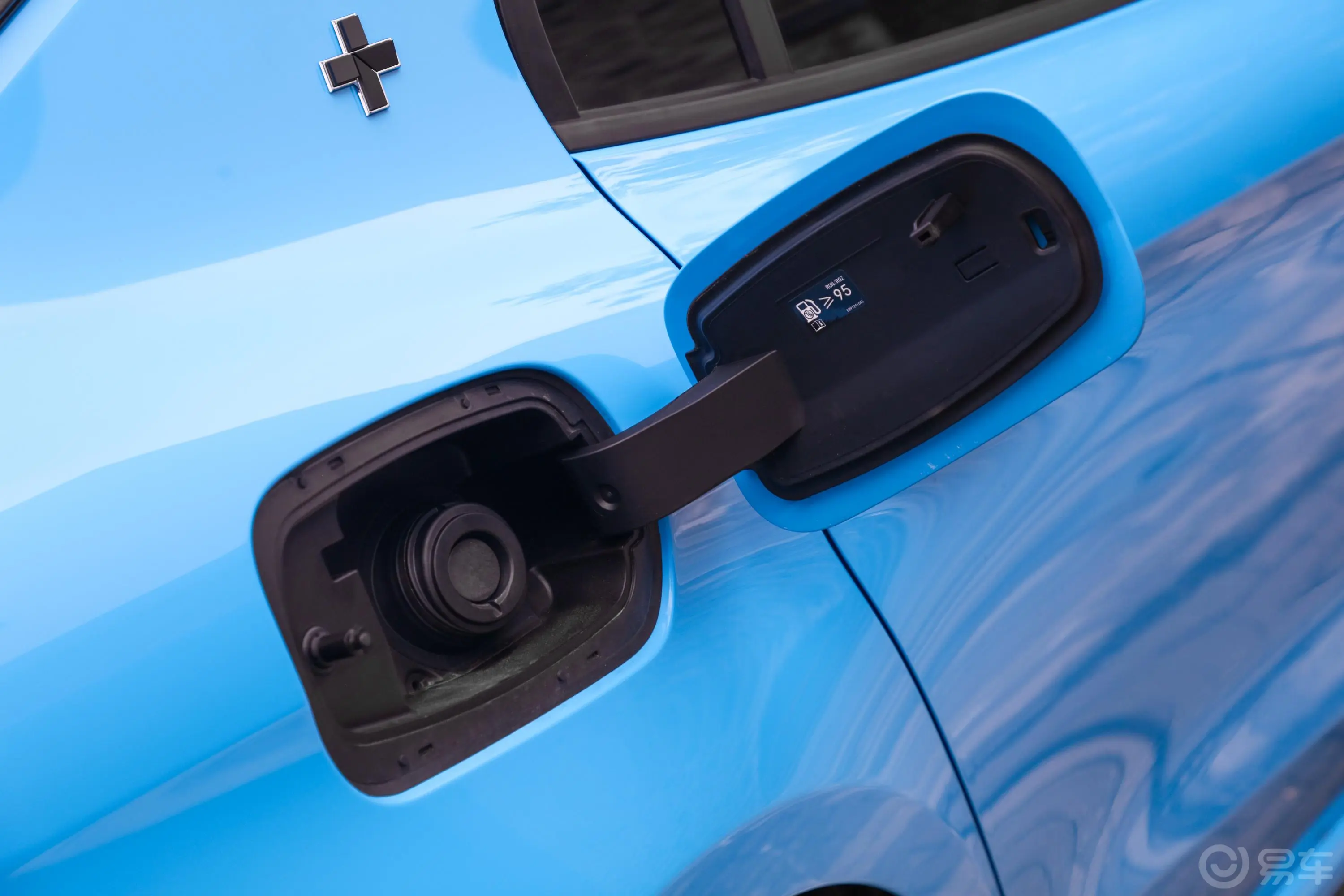 【领克0303+ 2.0T 自动四驱Cyan定制版性能套装 5座油箱盖图片-汽车图片大全】-易车