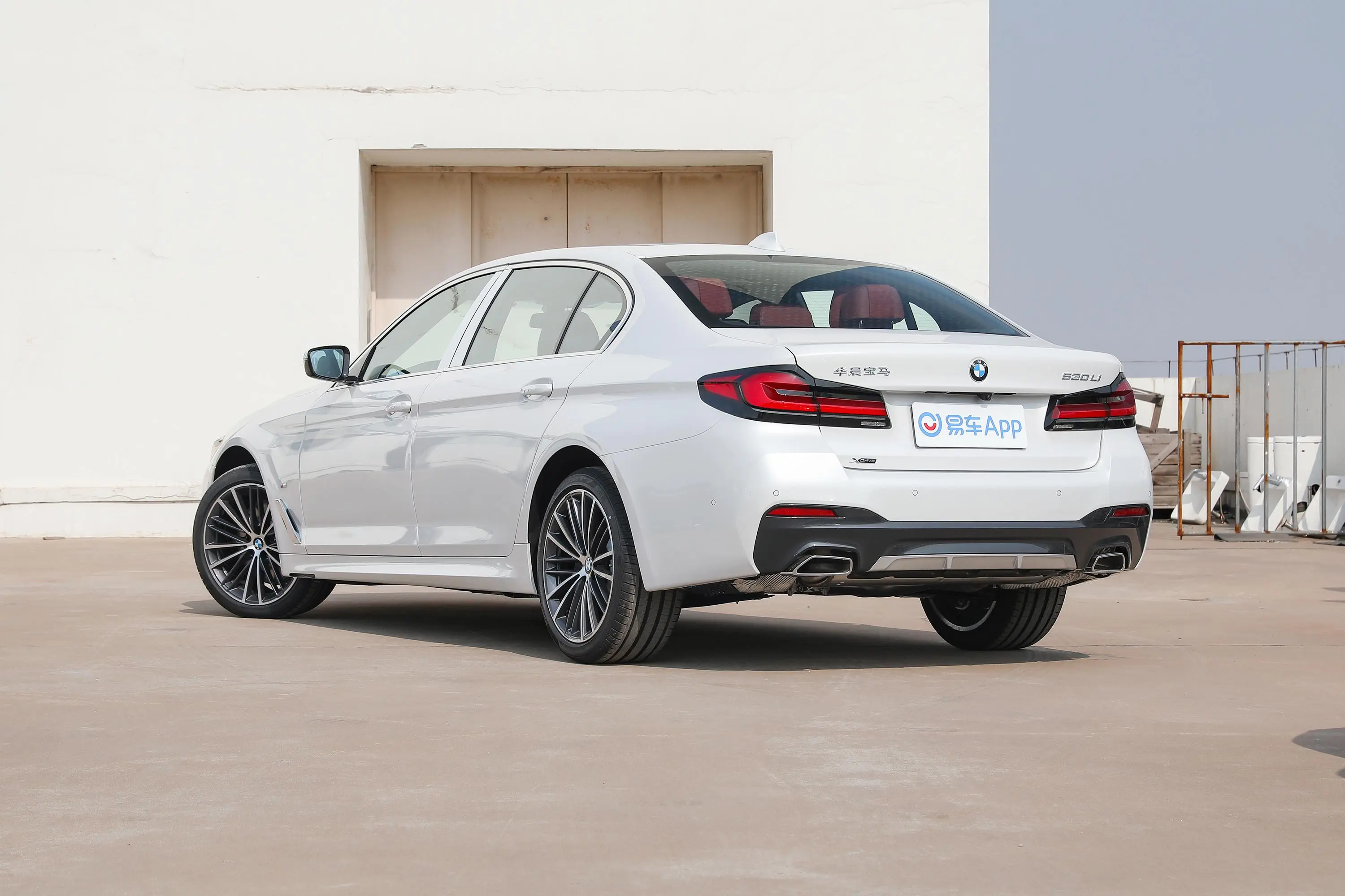 【宝马5系改款二 530Li xDrive M运动套装侧后45度车头向左水平图片-汽车图片大全】-易车