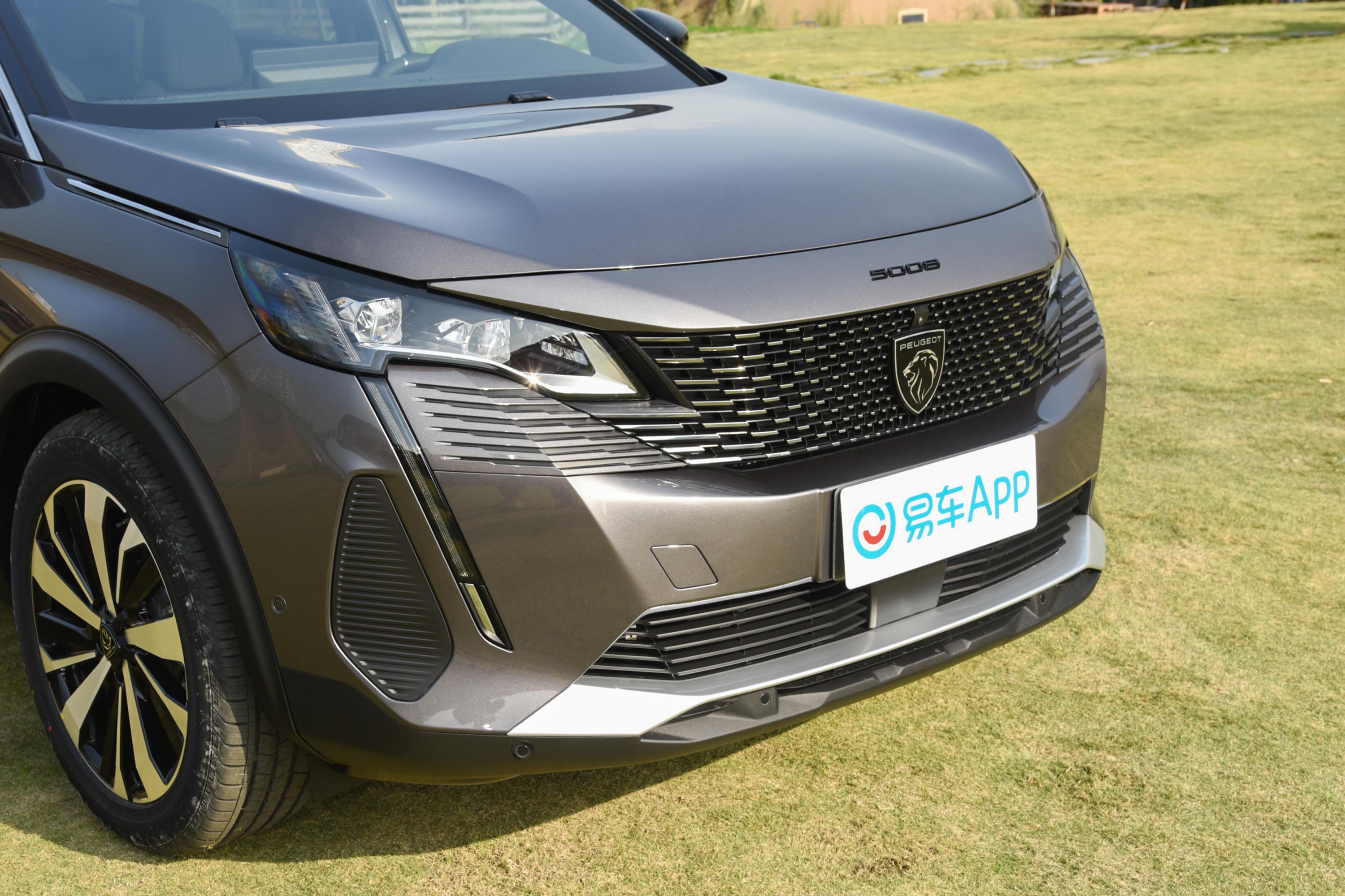 【标致5008400THP 旗舰荣耀版 7座前格栅侧俯拍图片-汽车图片大全】-易车