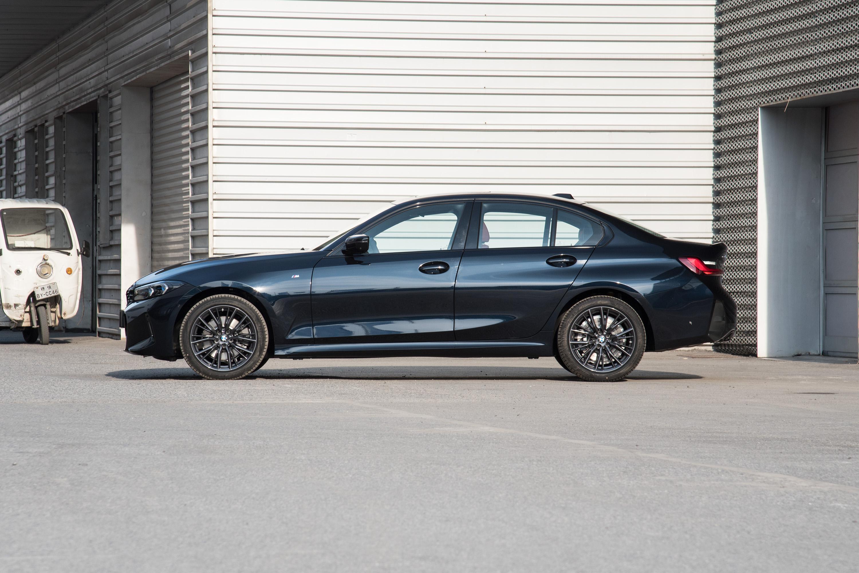 【宝马3系330i M运动曜夜套装正侧车头向左水平图片-汽车图片大全】-易车