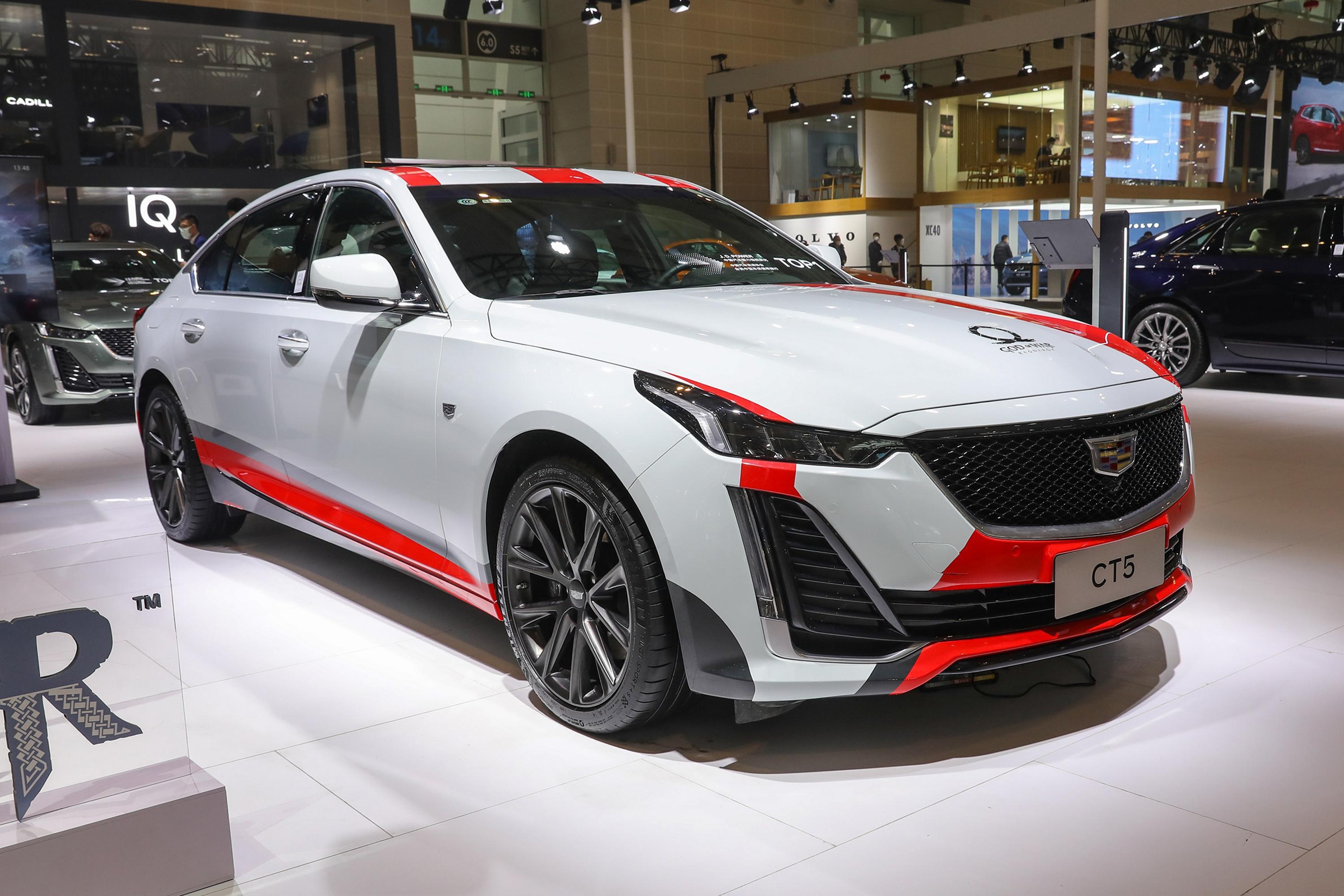 【凯迪拉克CT5《战神：诸神黄昏》联名特别版侧前45度车头向右水平图片-汽车图片大全】-易车