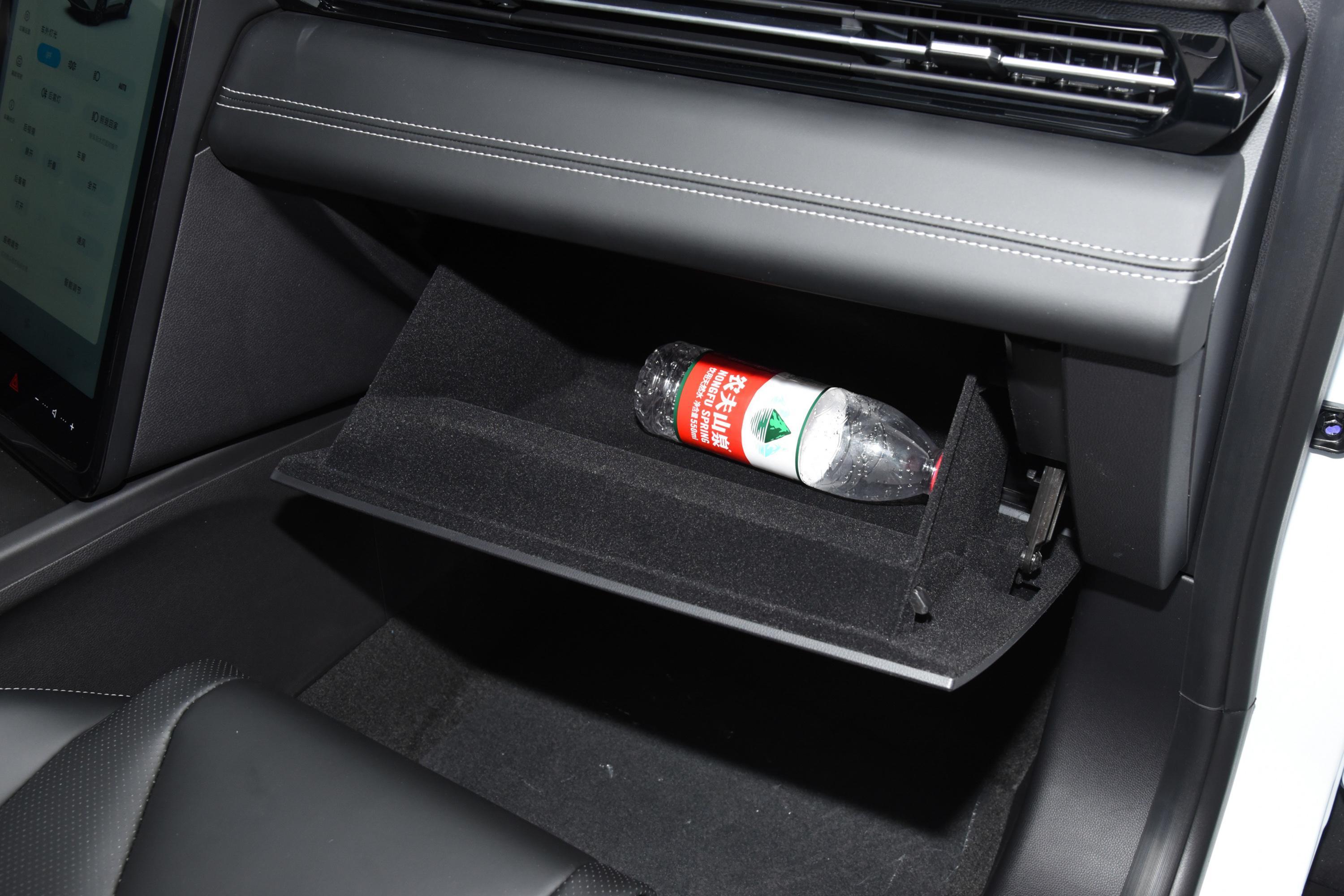 【小鹏G3G3i 460N+手套箱空间水瓶横置图片-汽车图片大全】-易车