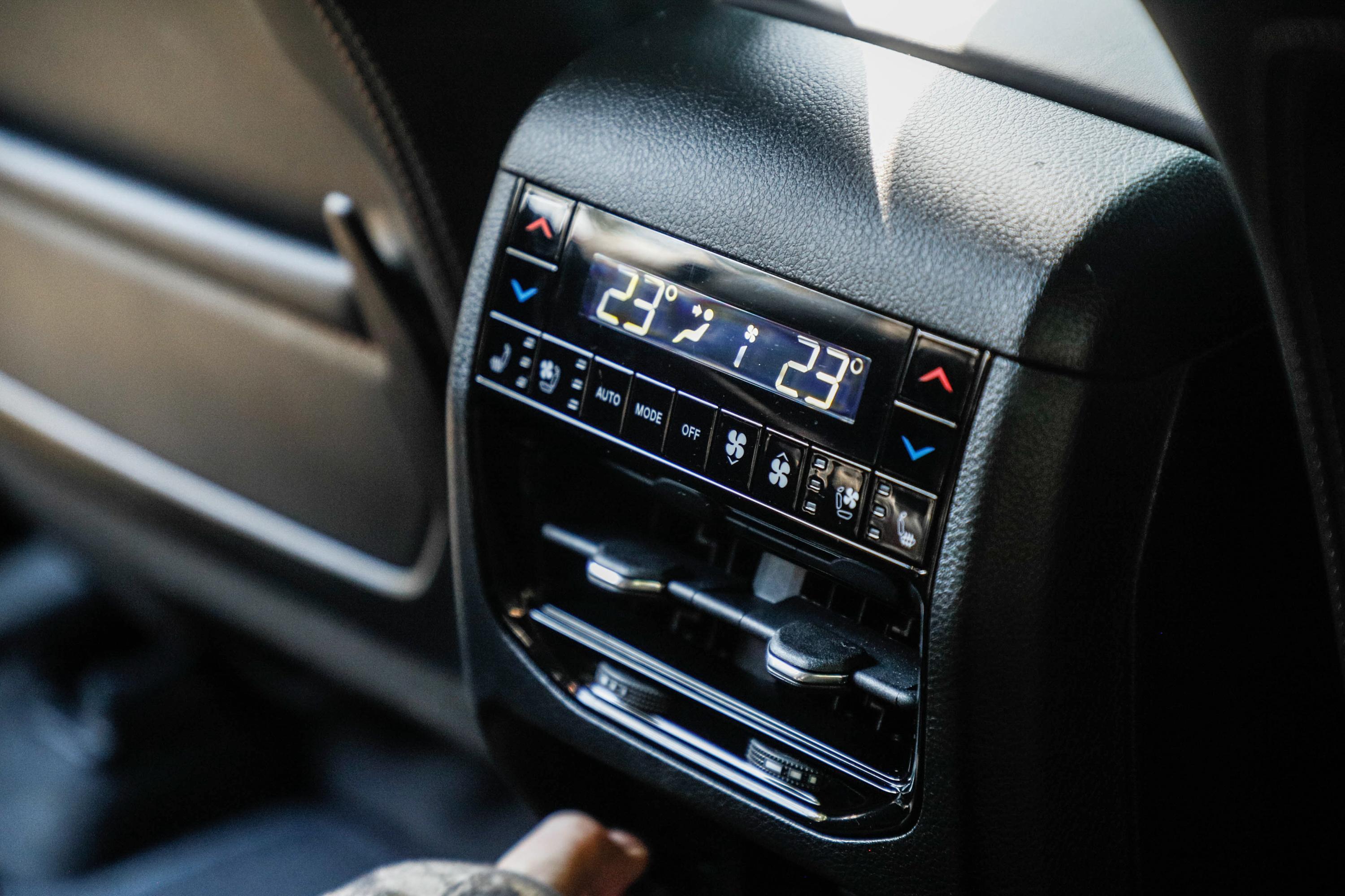 【大切诺基4xe2.0T 47km 巅峰版后排(第二排)空调控制区图片-汽车图片大全】-易车