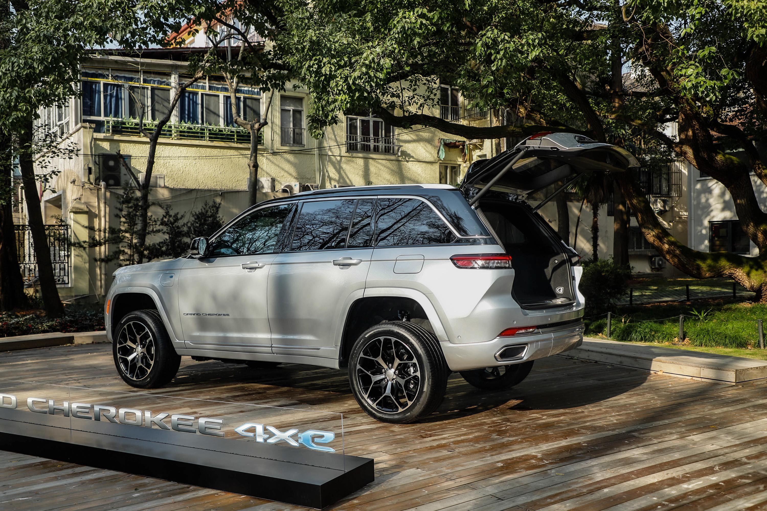 【大切诺基4xe2.0T 47km 巅峰版后备厢开启45度侧拍图片-汽车图片大全】-易车