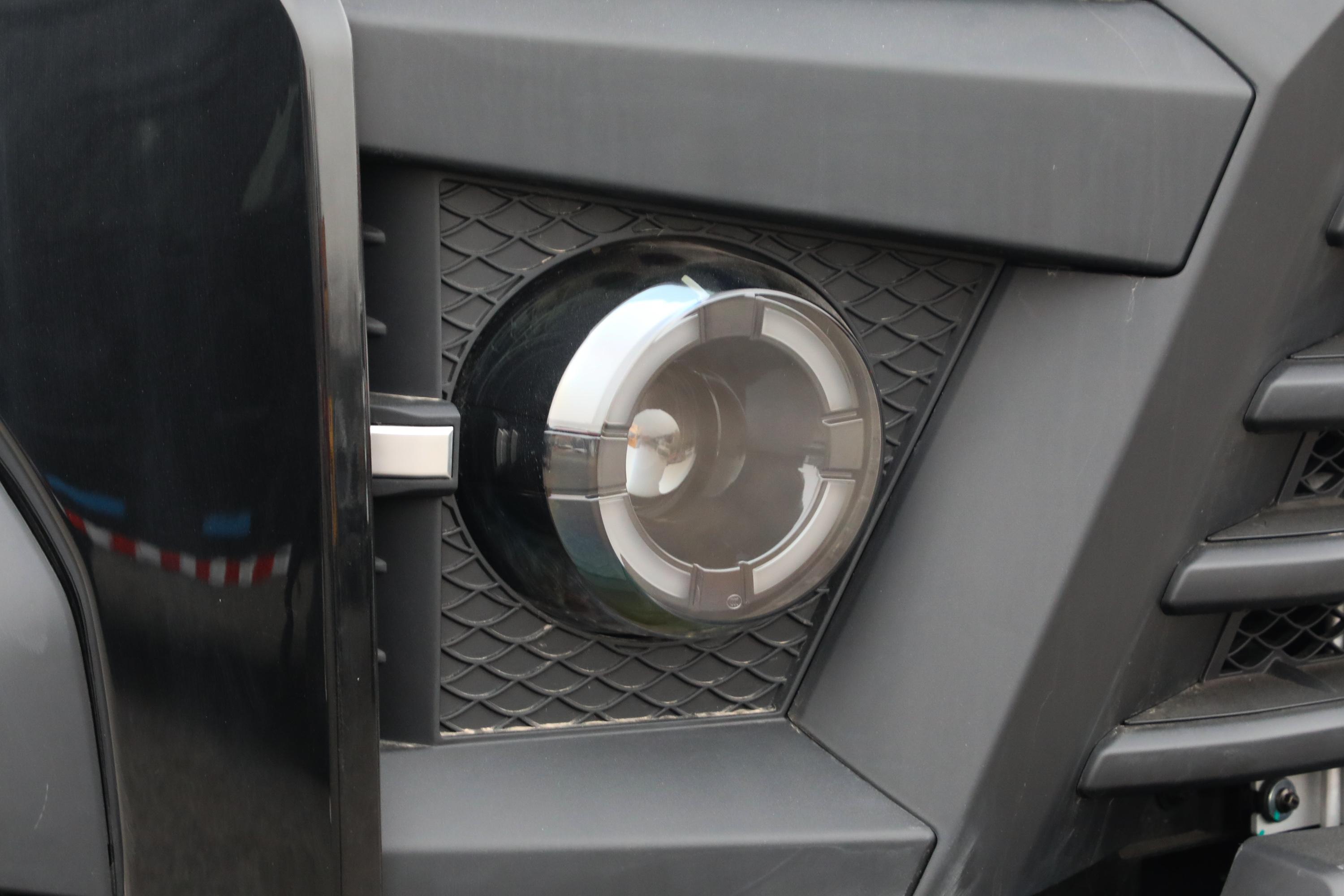 【猛士MS6006.7T 单排底盘旗舰版 3座大灯侧45度俯拍图片-汽车图片大全】-易车