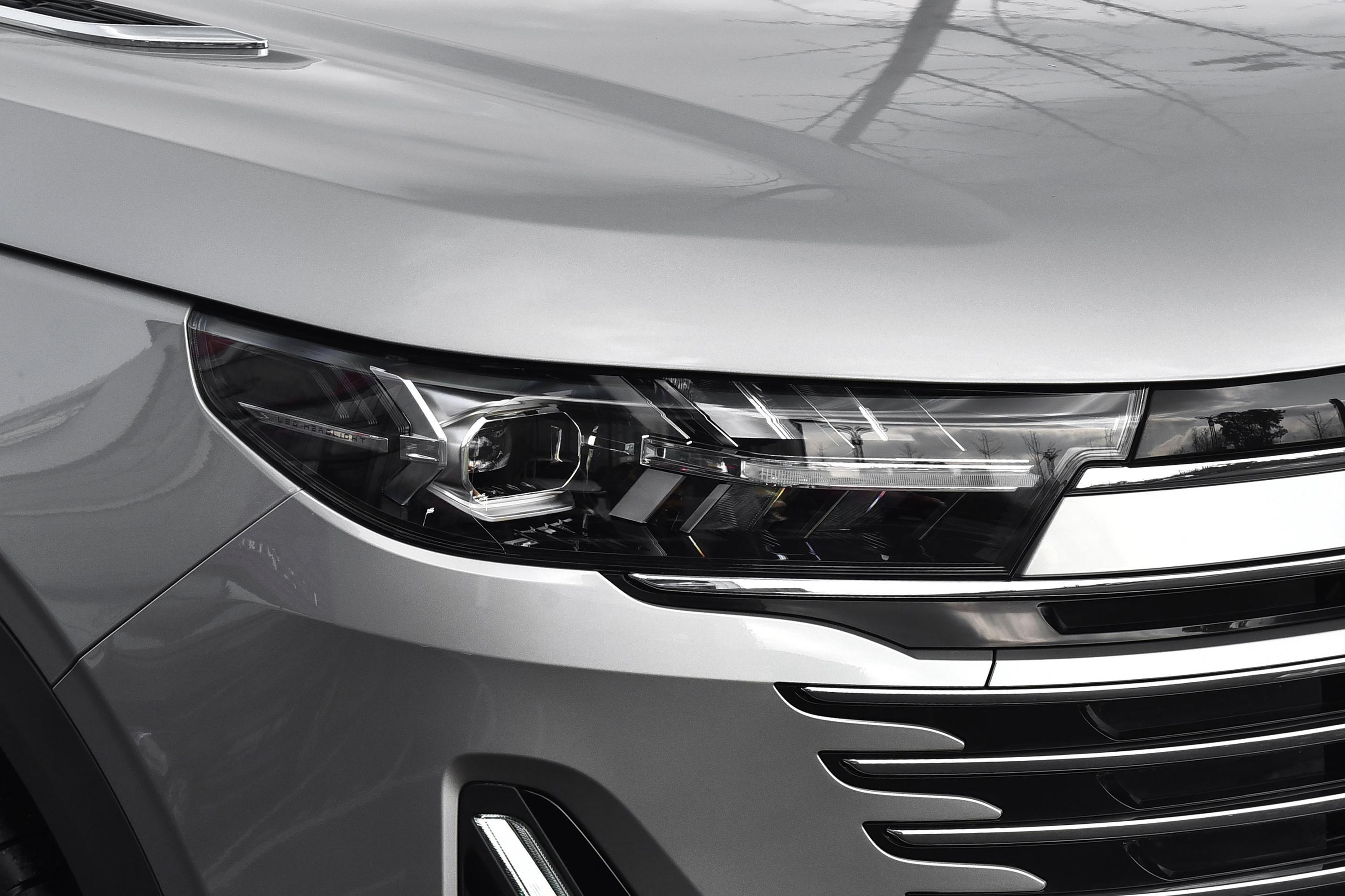 【奔腾T992.0T 尊享型(8AT)大灯侧45度俯拍图片-汽车图片大全】-易车