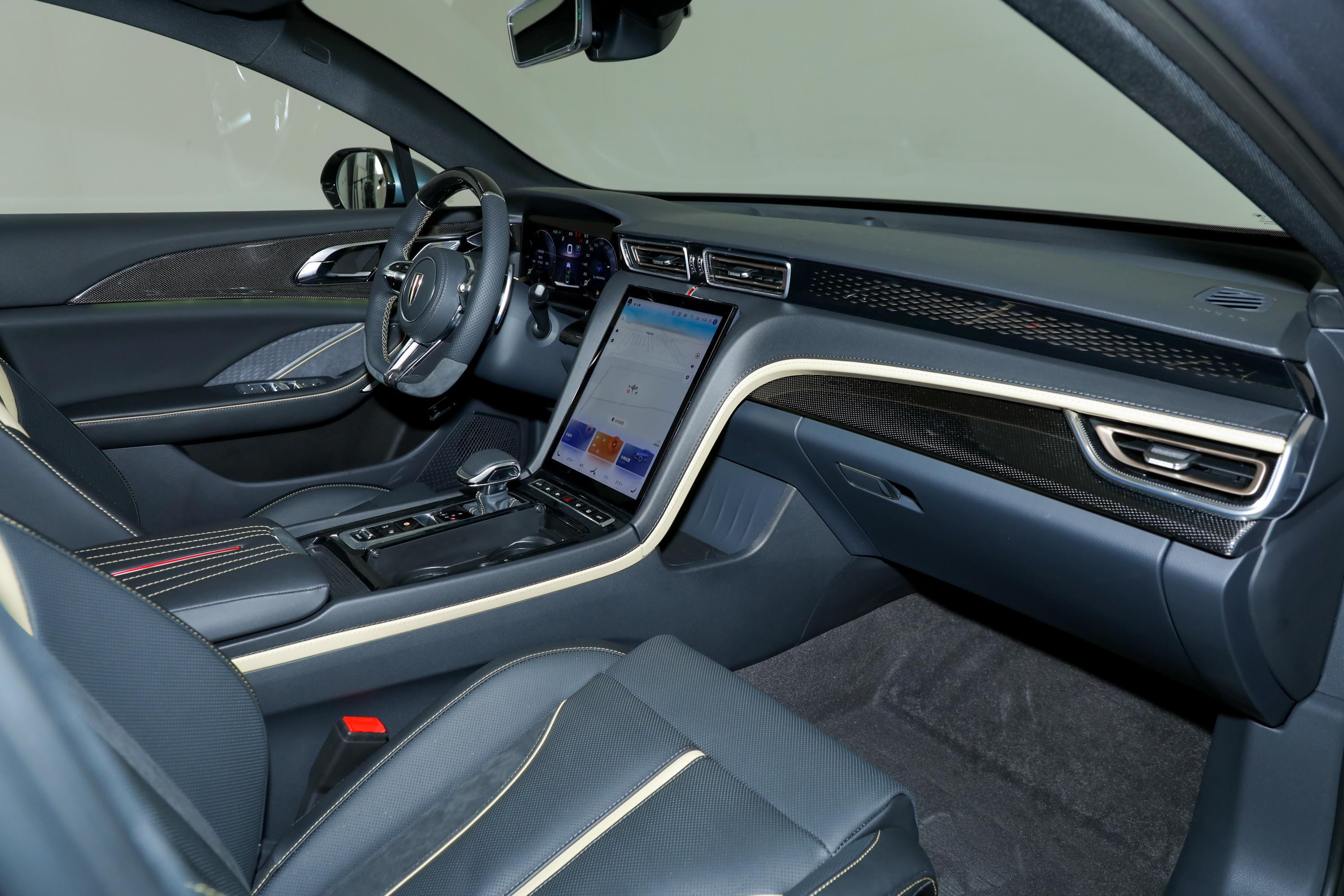 【红旗H62.0T 致臻版内饰全景副驾驶员方向图片-汽车图片大全】-易车