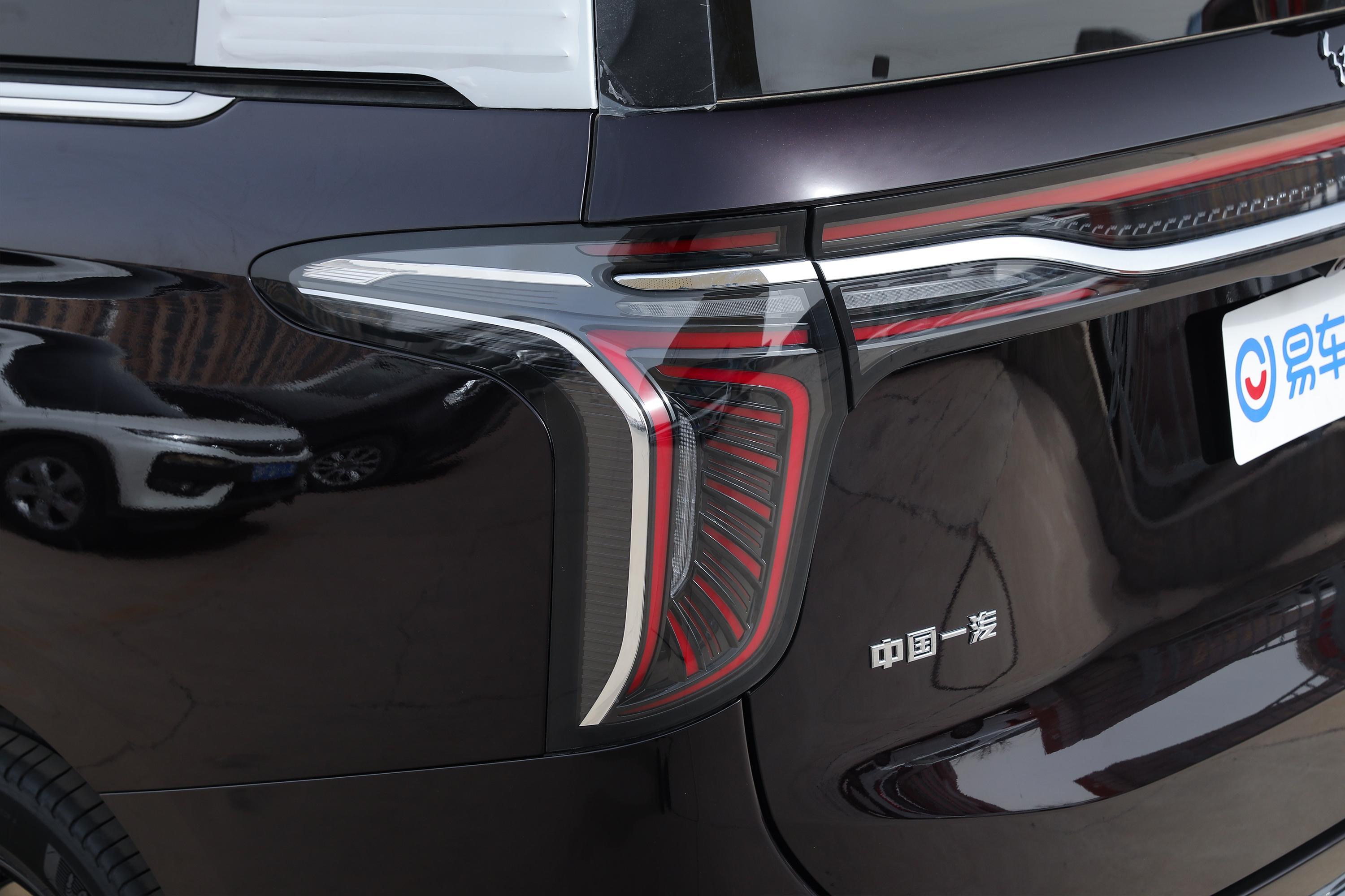 【红旗HQ92.0T 智联旗悦版尾灯侧45度俯拍图片-汽车图片大全】-易车