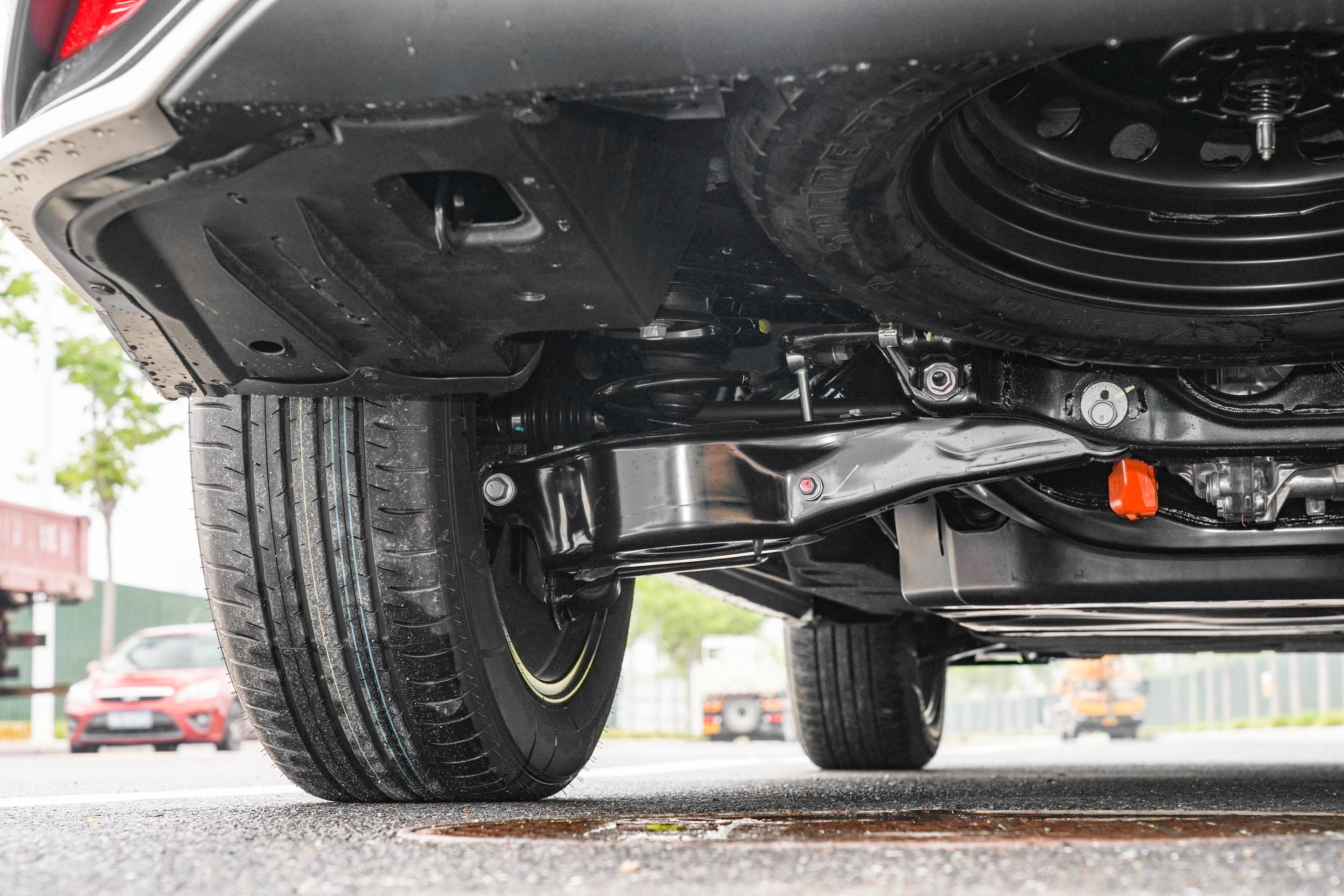 【皇冠陆放HEV 2.5L 四驱旗舰版 7座动力底盘图片-汽车图片大全】-易车