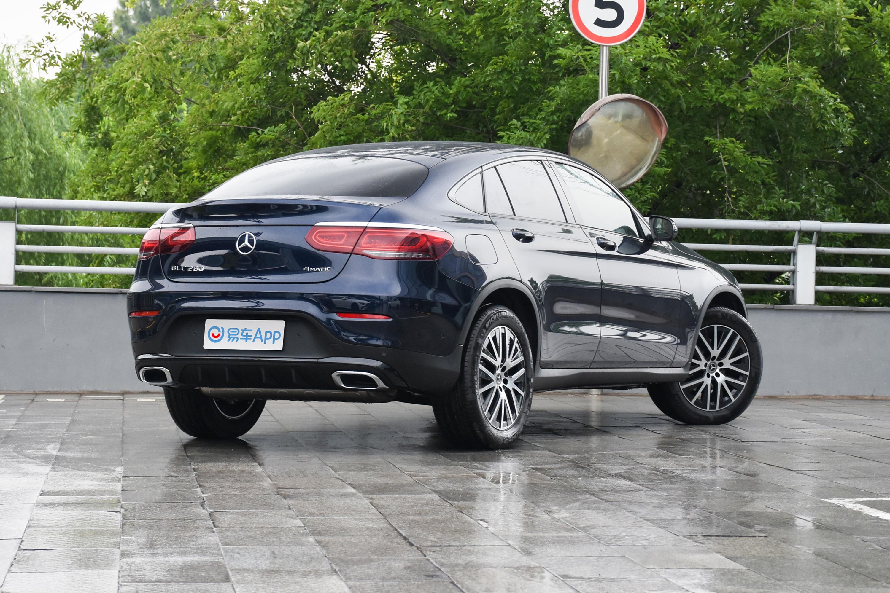 【奔驰GLC轿跑改款 GLC 260 4MATIC 轿跑SUV侧后45度车头向右水平图片-汽车图片大全】-易车