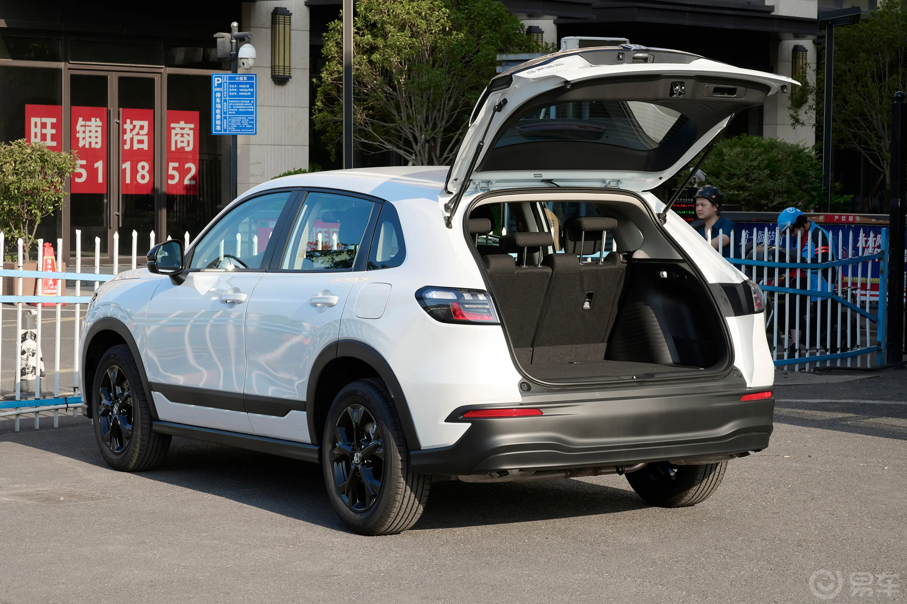 【本田HR-Ve:HEV 2.0L 动速版后备厢开启45度侧拍图片-汽车图片大全】-易车