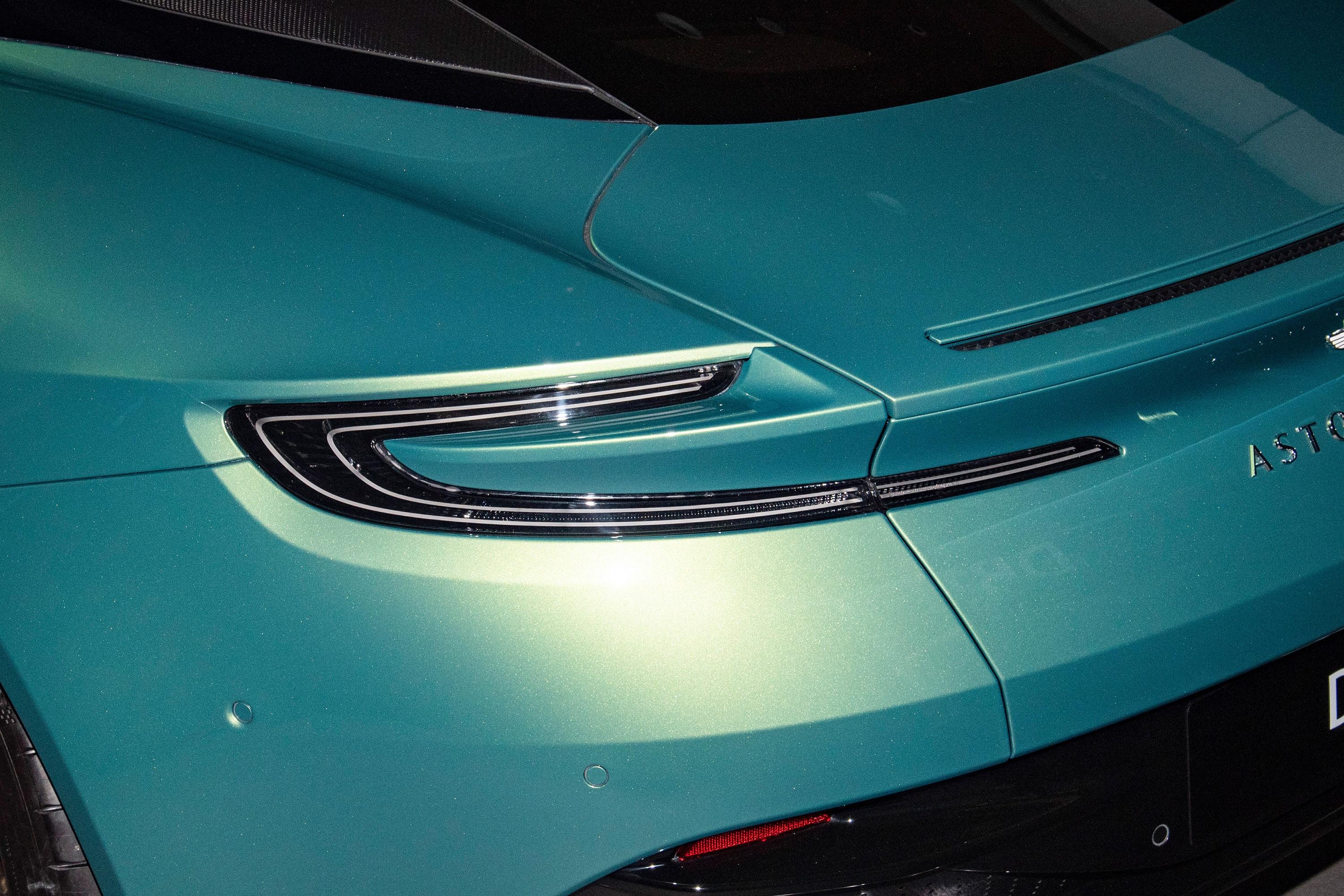 【阿斯顿·马丁DB124.0T V8尾灯侧45度俯拍图片-汽车图片大全】-易车