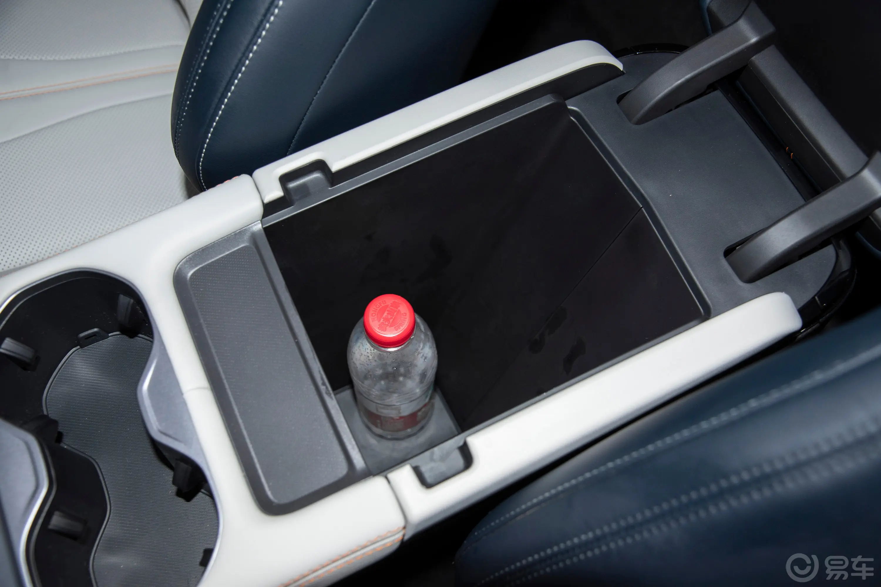 【宋PLUS新能源EV 冠军版 605km 旗舰PLUS前排扶手箱储物格图片-汽车图片大全】-易车