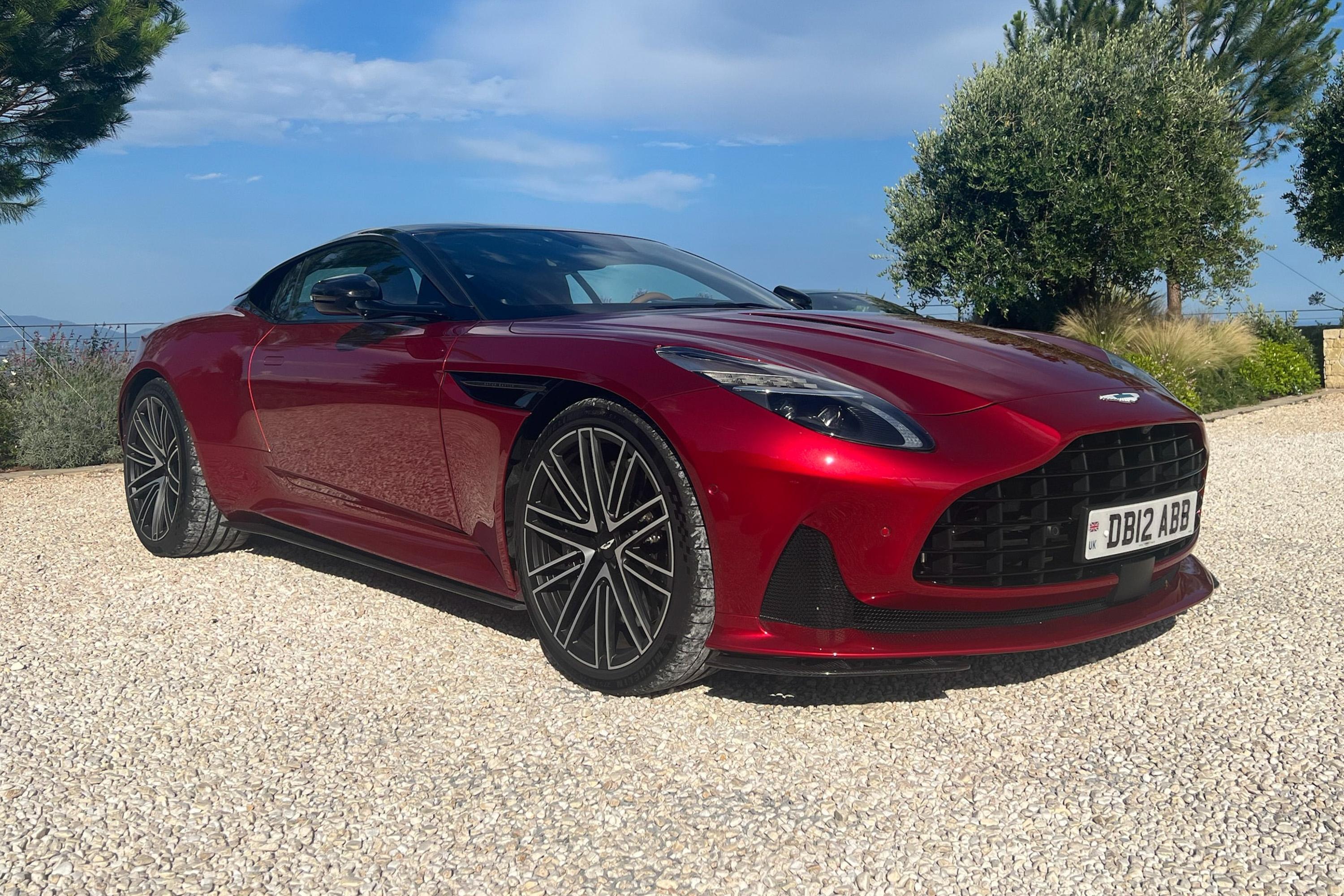 【阿斯顿·马丁DB124.0T V8侧前45度车头向右水平图片-汽车图片大全】-易车