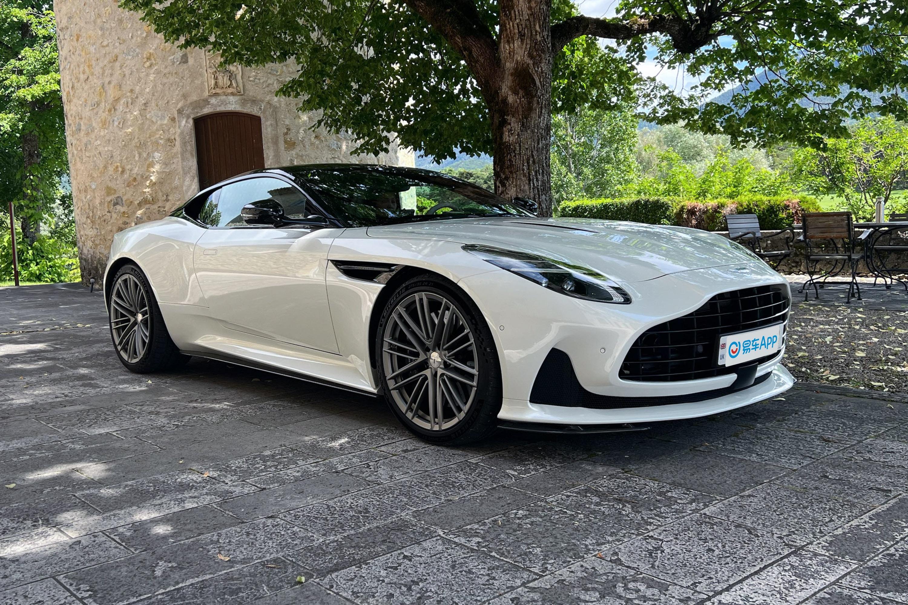 【阿斯顿·马丁DB124.0T V8侧前45度车头向右水平图片-汽车图片大全】-易车