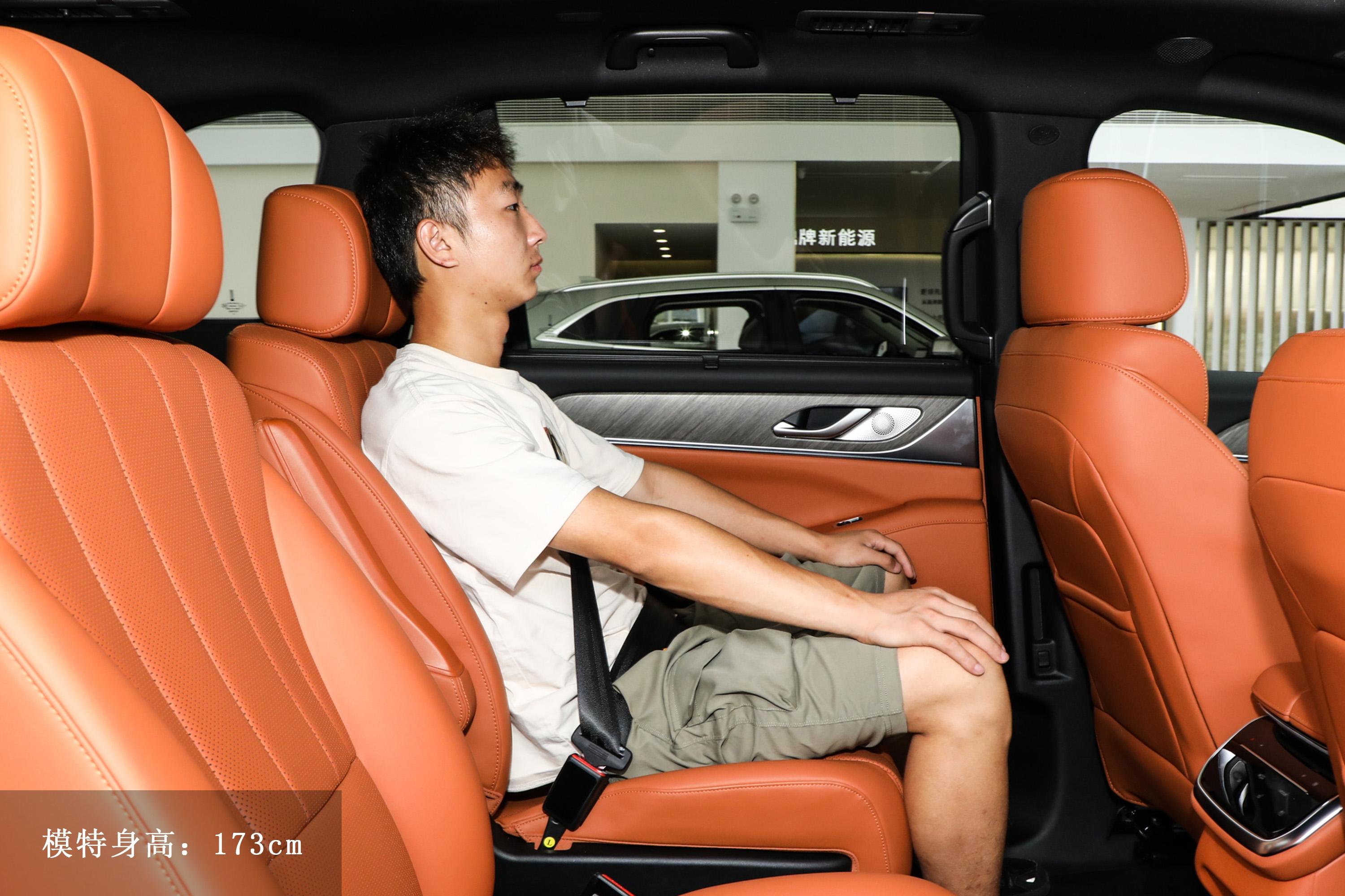 【魏牌蓝山1.5T 153km 两驱长续航版后排空间体验图片-汽车图片大全】-易车