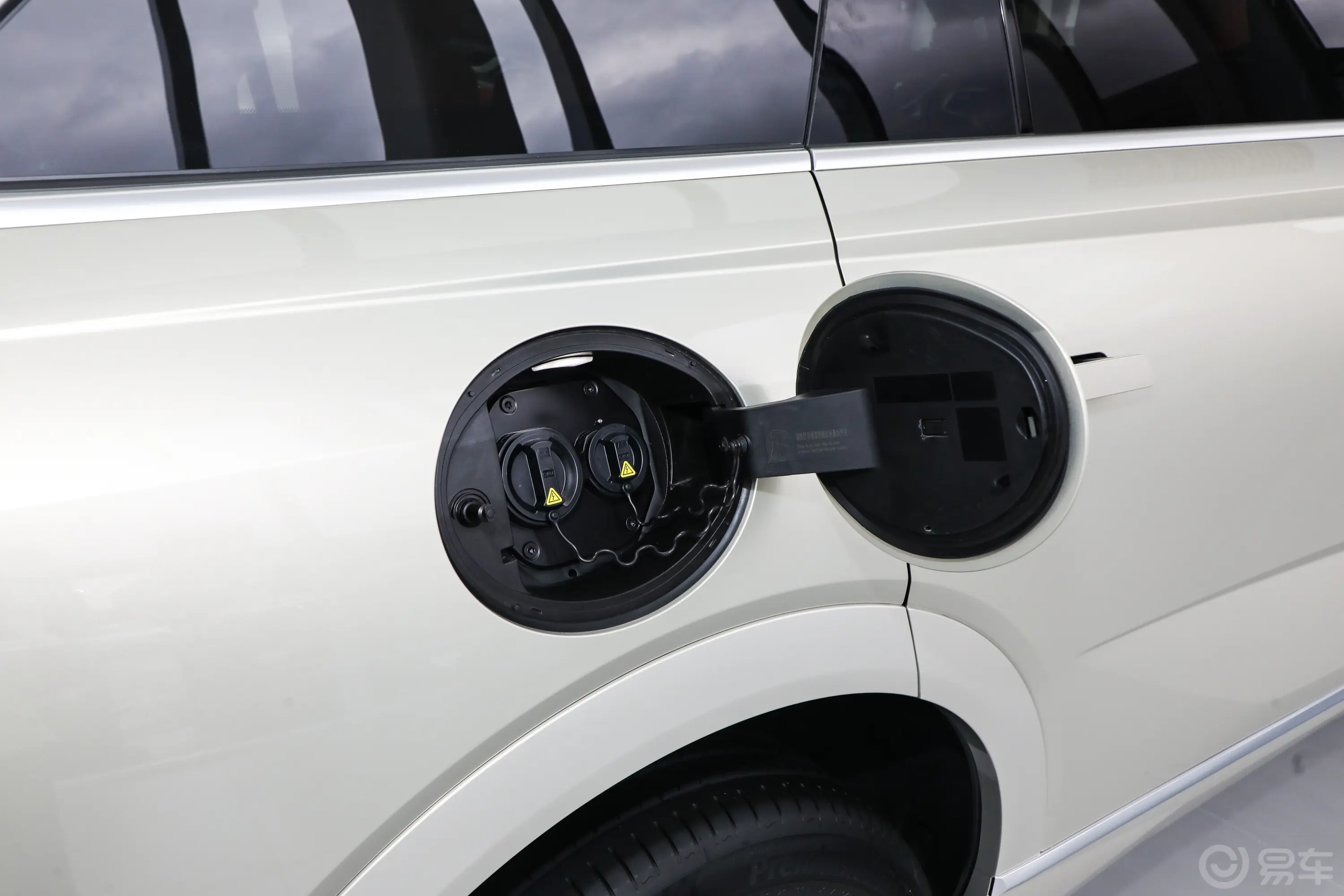 【魏牌蓝山1.5T 153km 两驱长续航版快充充电口图片-汽车图片大全】-易车