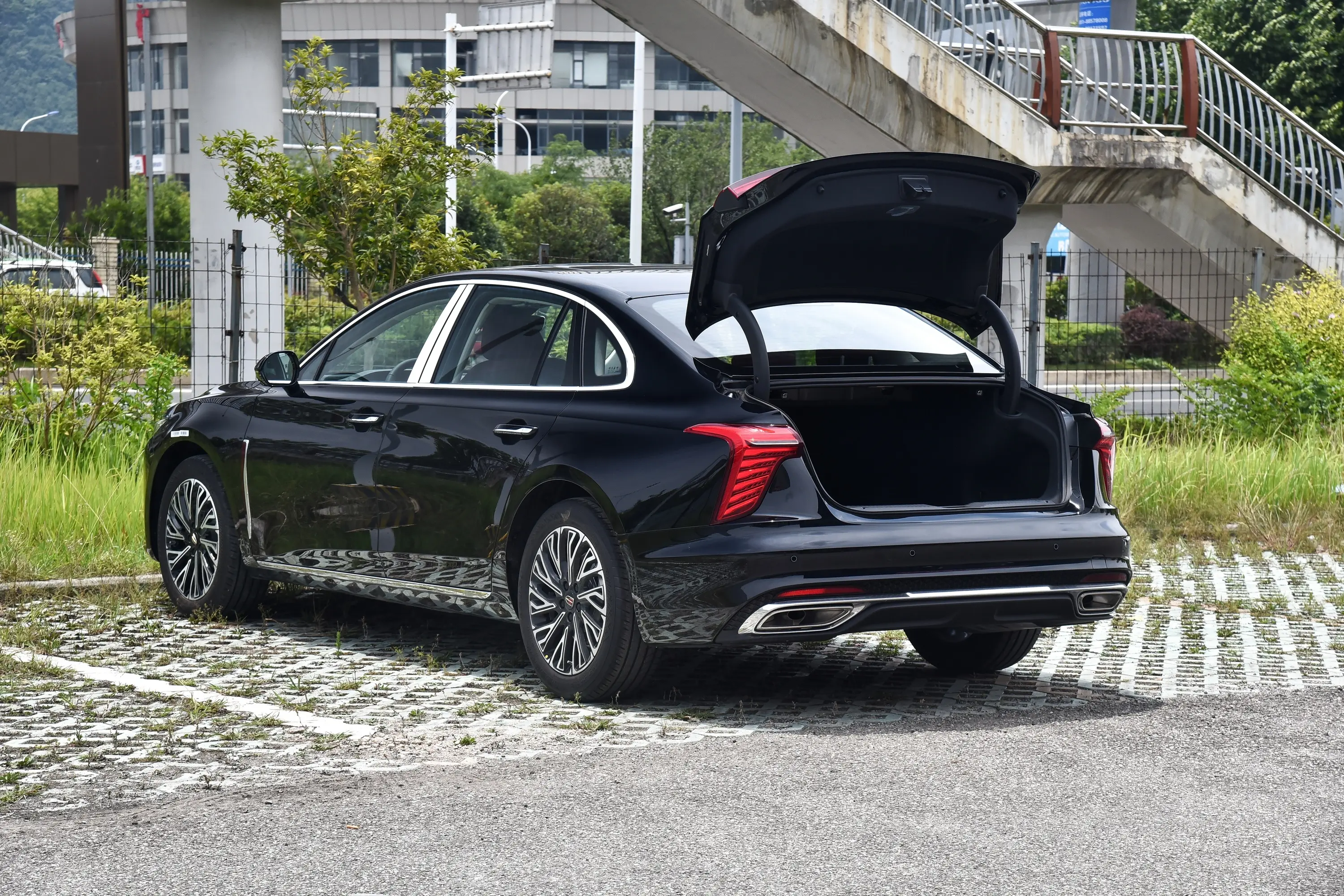 【红旗H52.0T 自动智联旗畅版后备厢开启45度侧拍图片-汽车图片大全】-易车