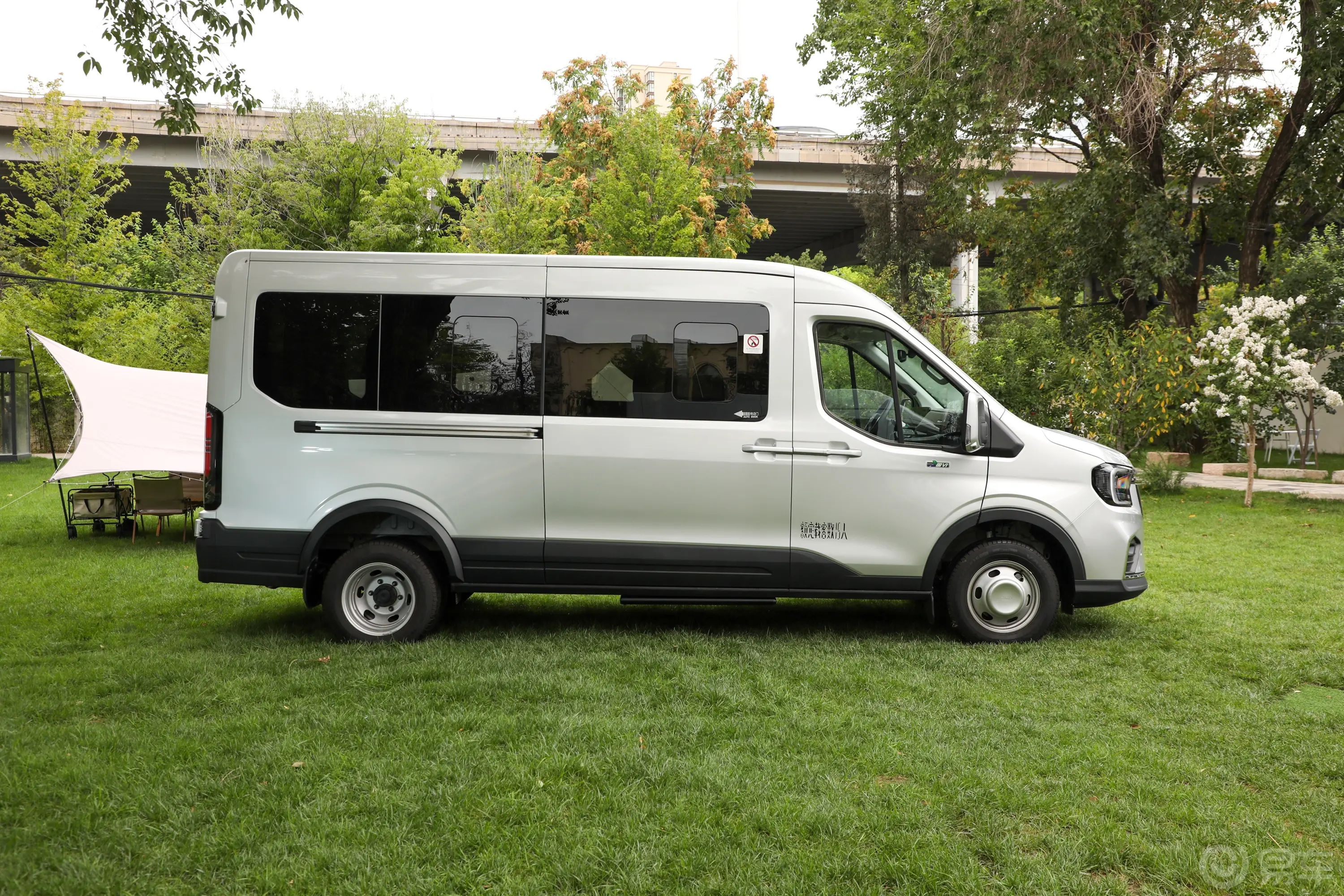 【全顺T8满配版 2.3T 自动长轴中顶商旅版后双胎 15座正侧车头向右水平图片-汽车图片大全】-易车