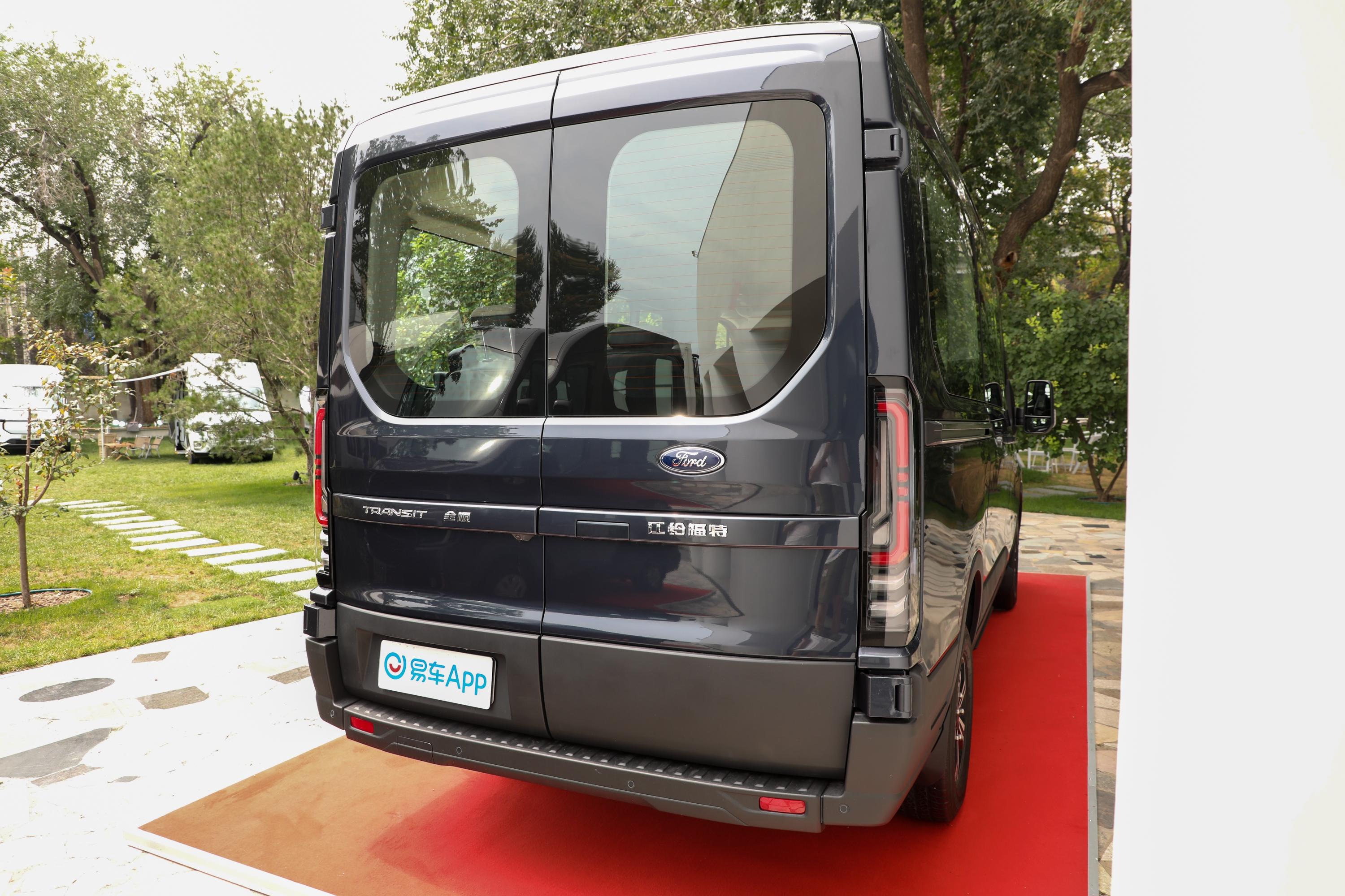 【全顺T8满配版 2.3T 自动中轴中顶商旅版 9座侧后45度车头向右水平图片-汽车图片大全】-易车