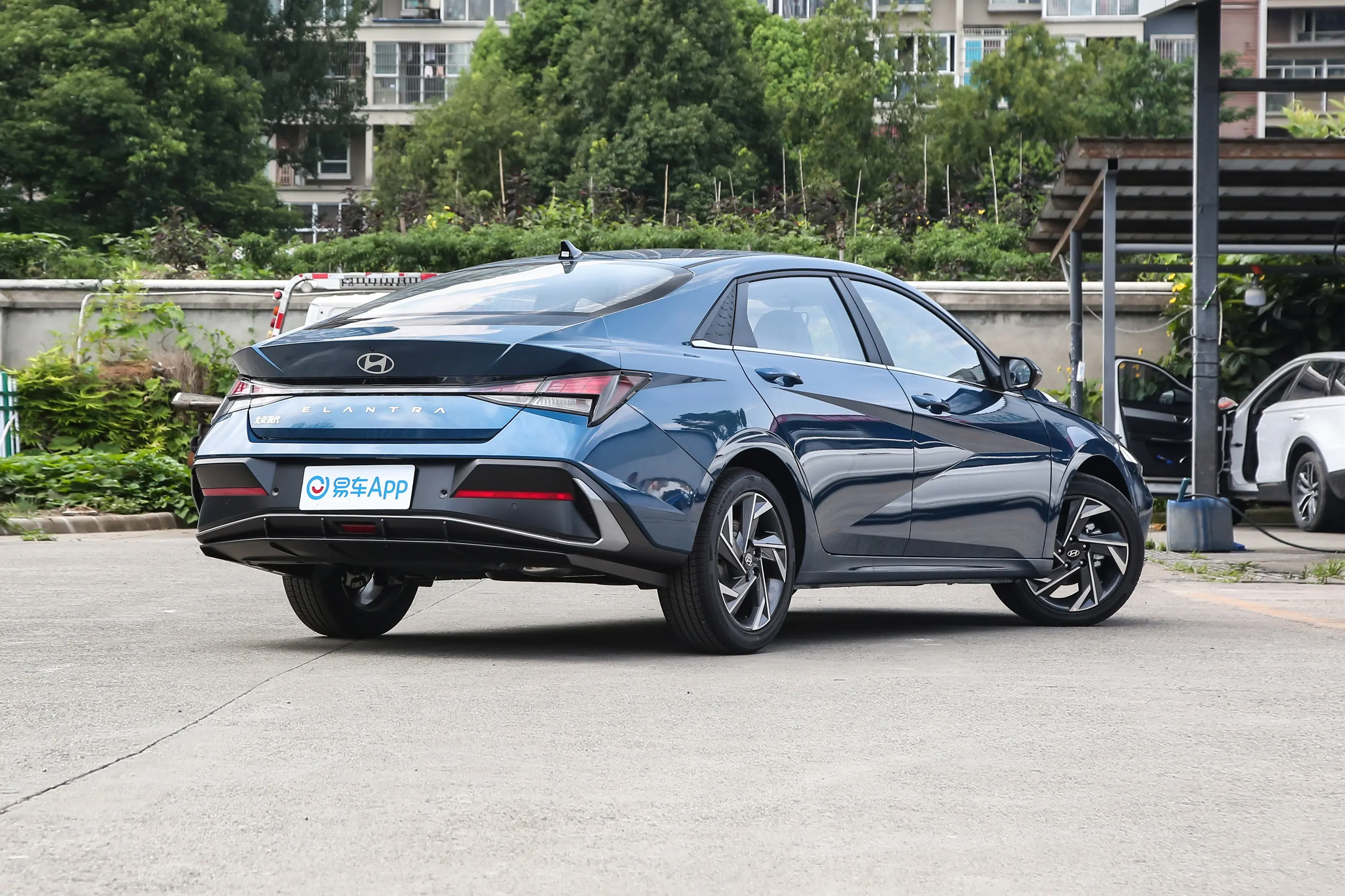 【伊兰特1.5L CVT精英版侧后45度车头向右水平图片-汽车图片大全】-易车