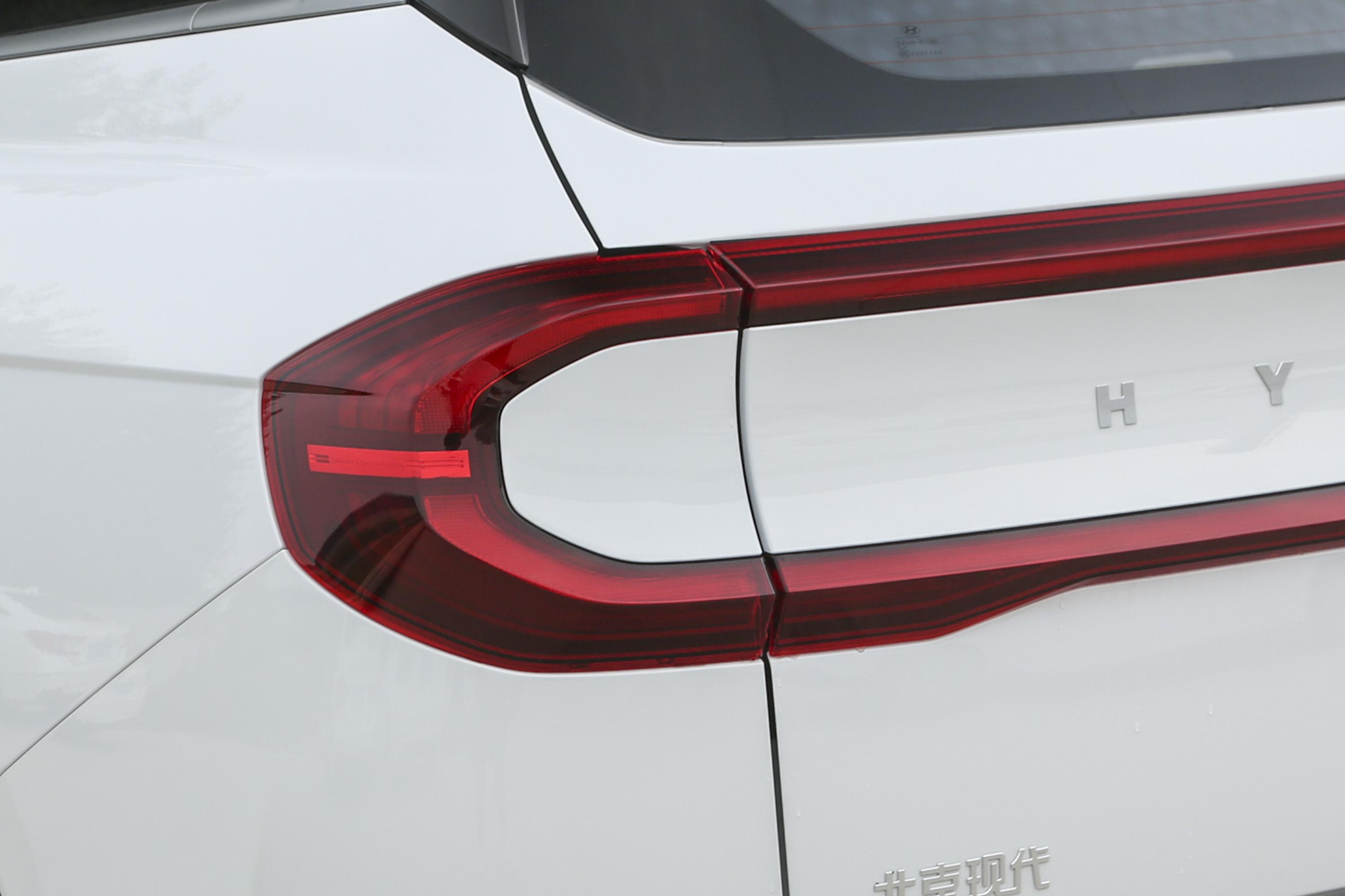 【现代ix35沐飒 2.0L GLS领先版尾灯侧45度俯拍图片-汽车图片大全】-易车