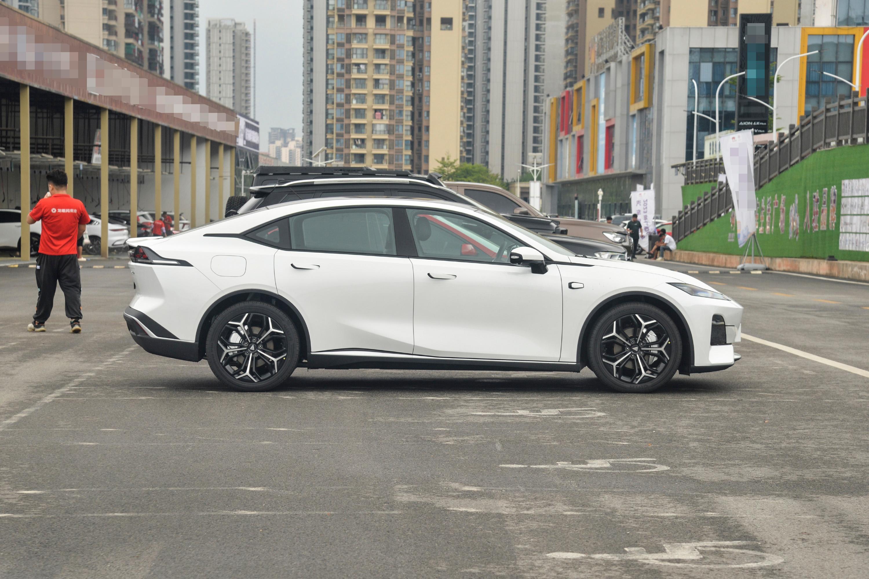 【深蓝SL03增程版 200km Max正侧车头向右水平图片-汽车图片大全】-易车