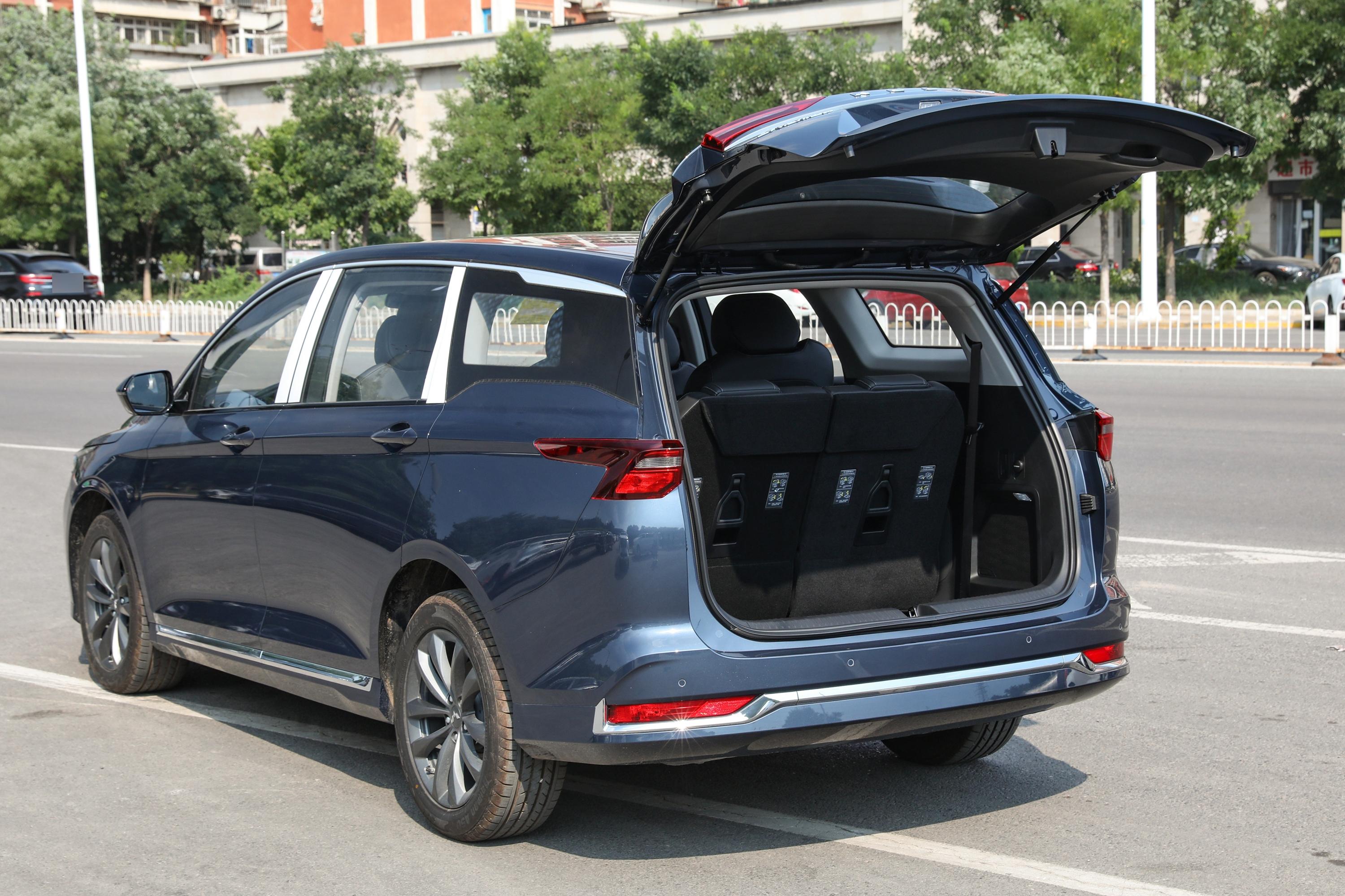 【五菱凯捷280T CVT超越型后备厢开启45度侧拍图片-汽车图片大全】-易车