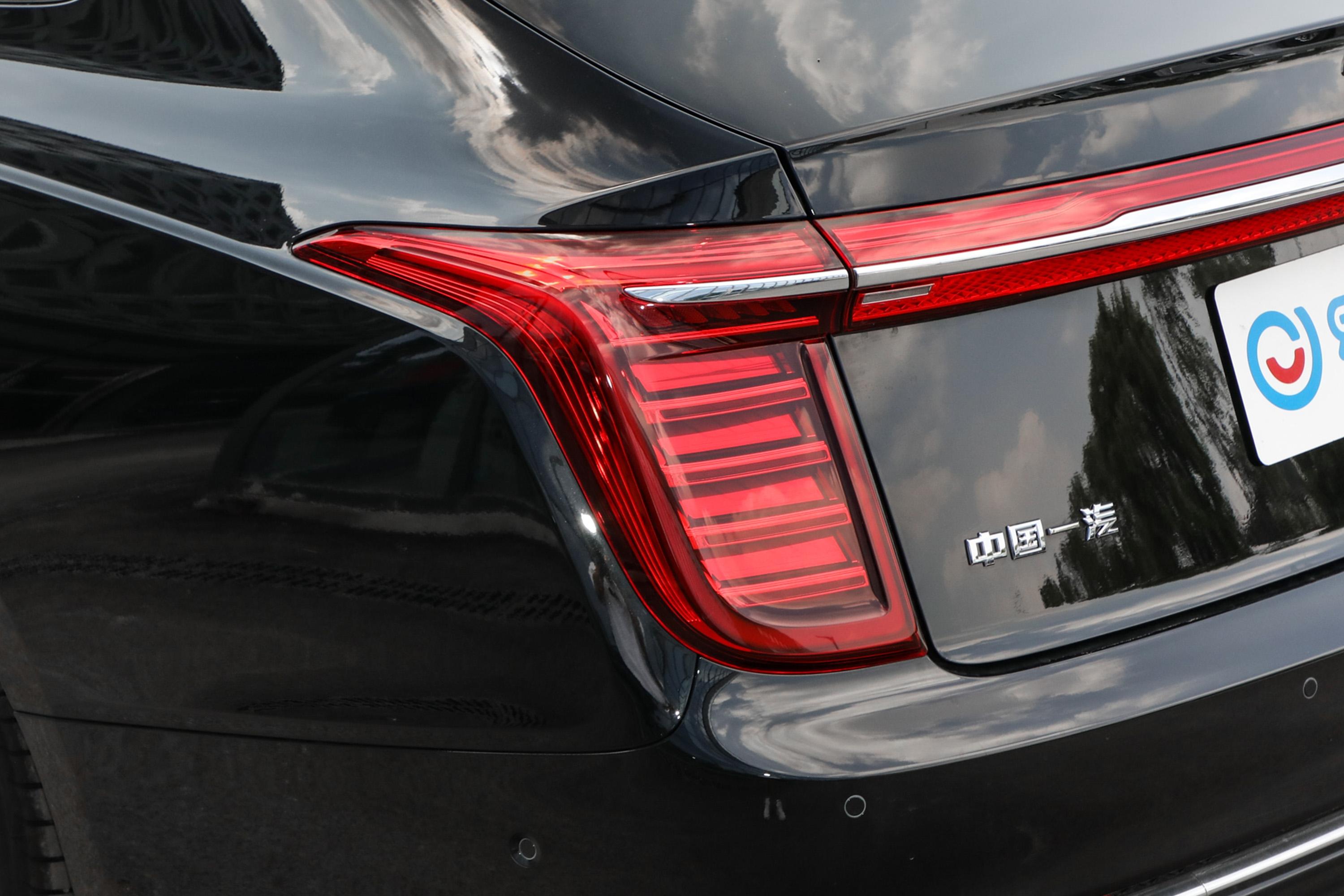 【红旗H93.0T 智联旗领版 4座尾灯侧45度俯拍图片-汽车图片大全】-易车
