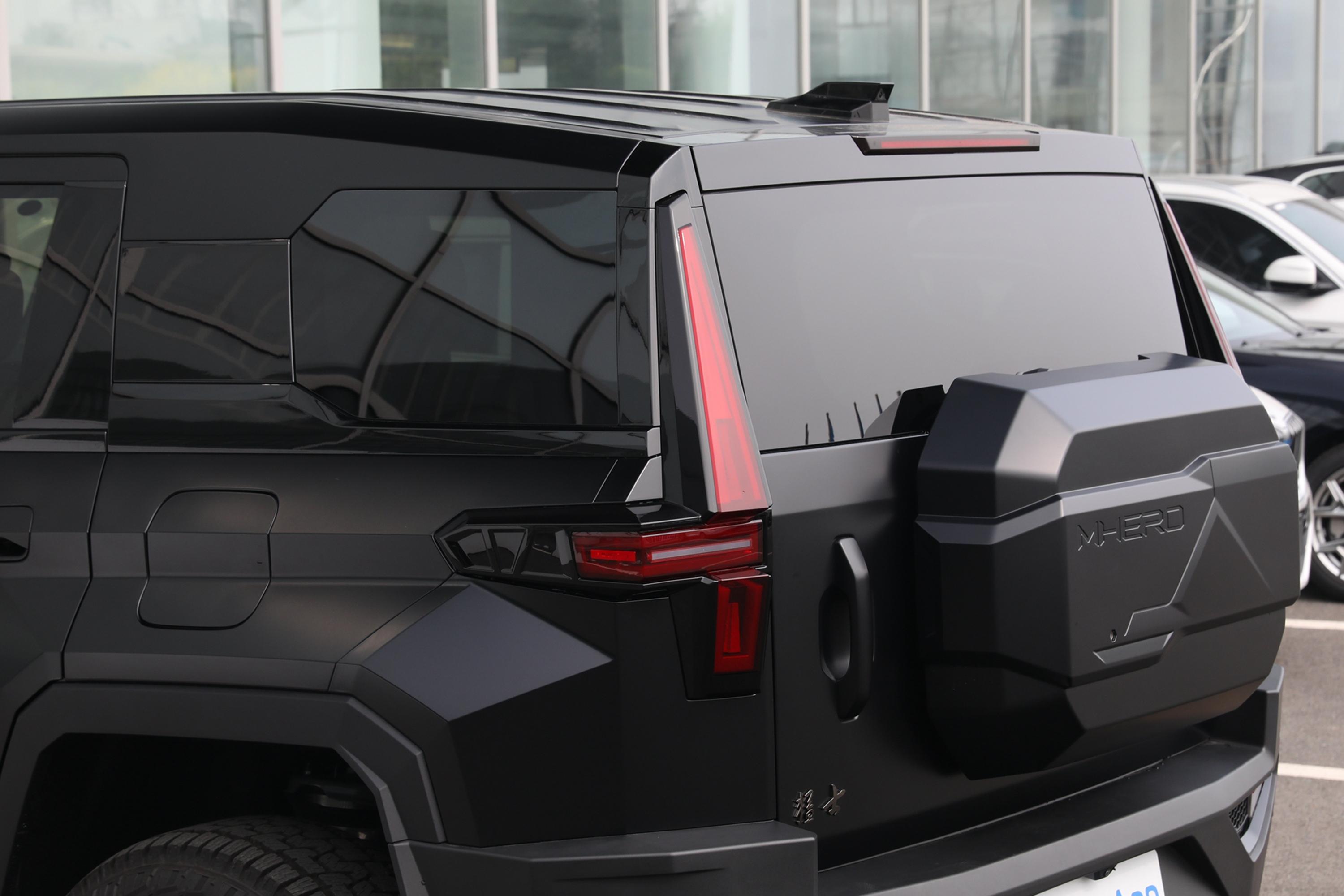 【猛士917纯电动 505km尾灯侧45度俯拍图片-汽车图片大全】-易车