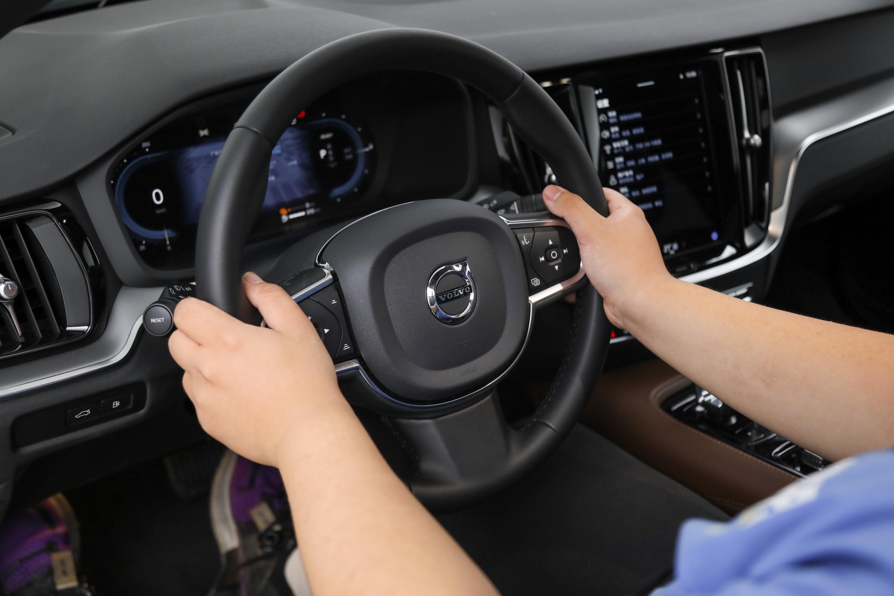 【沃尔沃S60 插电混动2.0T 84km 四驱智逸豪华版主驾驶位图片-汽车图片大全】-易车