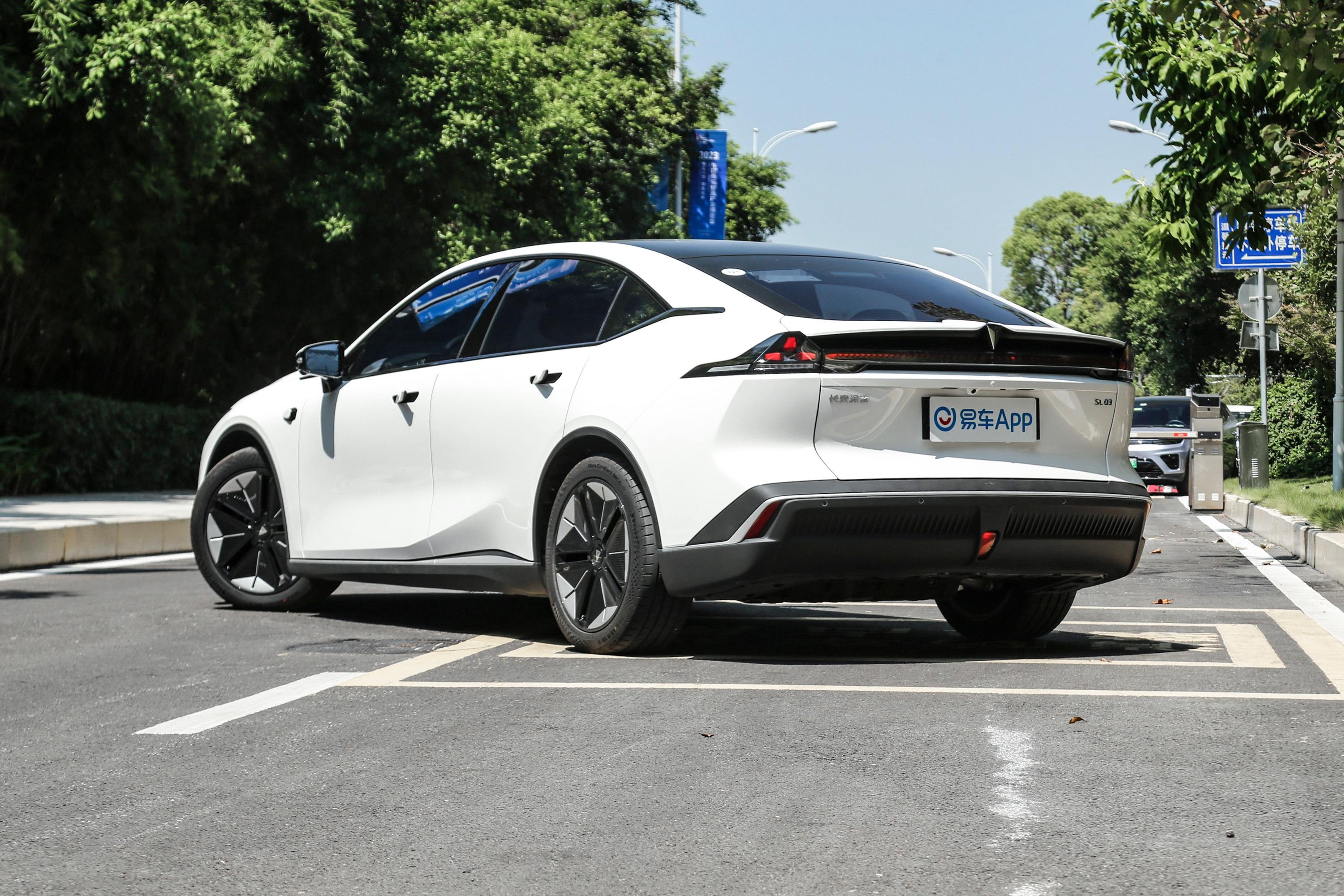 【深蓝SL03纯电版 515km Max侧后45度车头向左水平图片-汽车图片大全】-易车