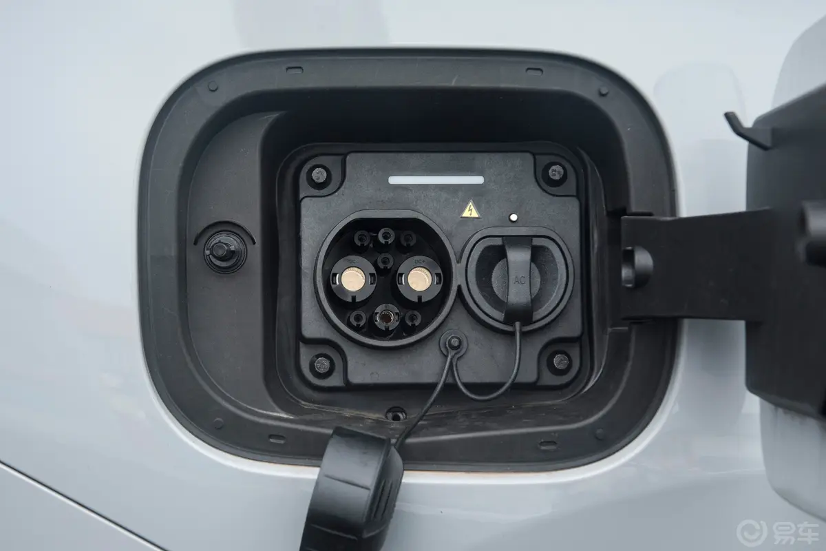 【瑞虎8 PRO新能源冠军版 1.5T 80km 王者版 7座快充充电口图片-汽车图片大全】-易车