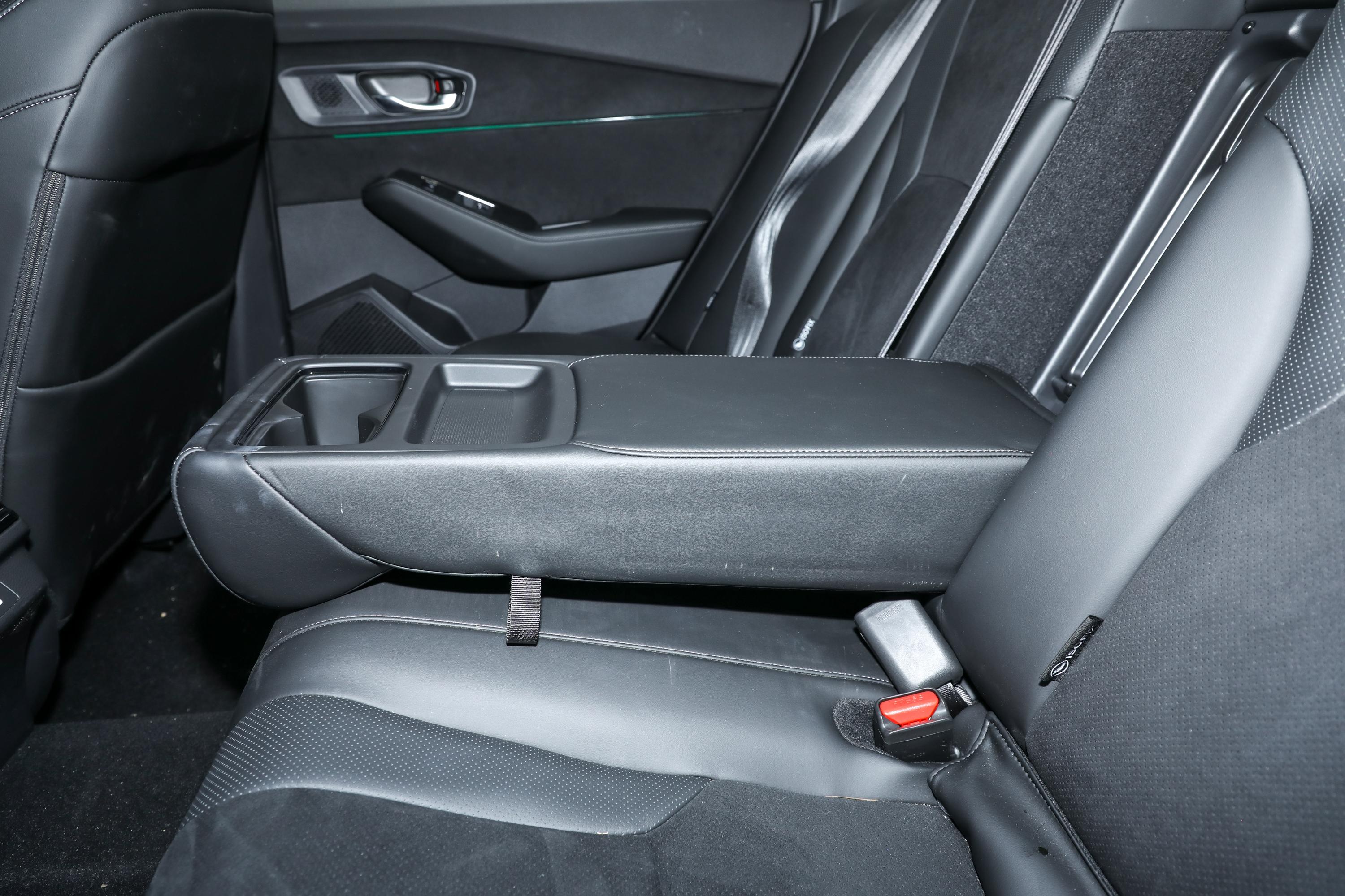 【雅阁 e:PHEV2.0L 82km 旗舰版后排(第二排)中央扶手图片-汽车图片大全】-易车