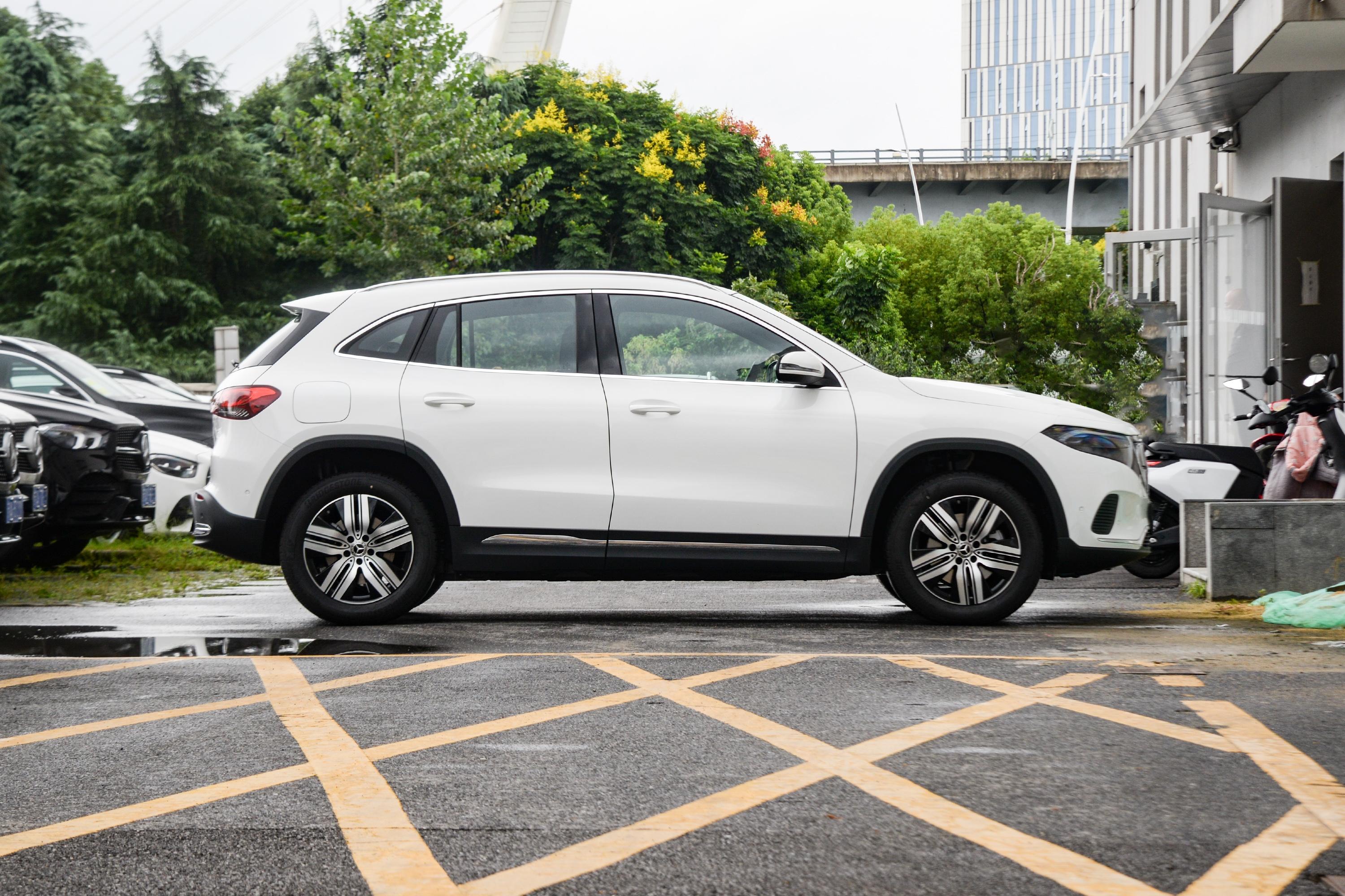 【奔驰EQA改款 EQA 260正侧车头向右水平图片-汽车图片大全】-易车