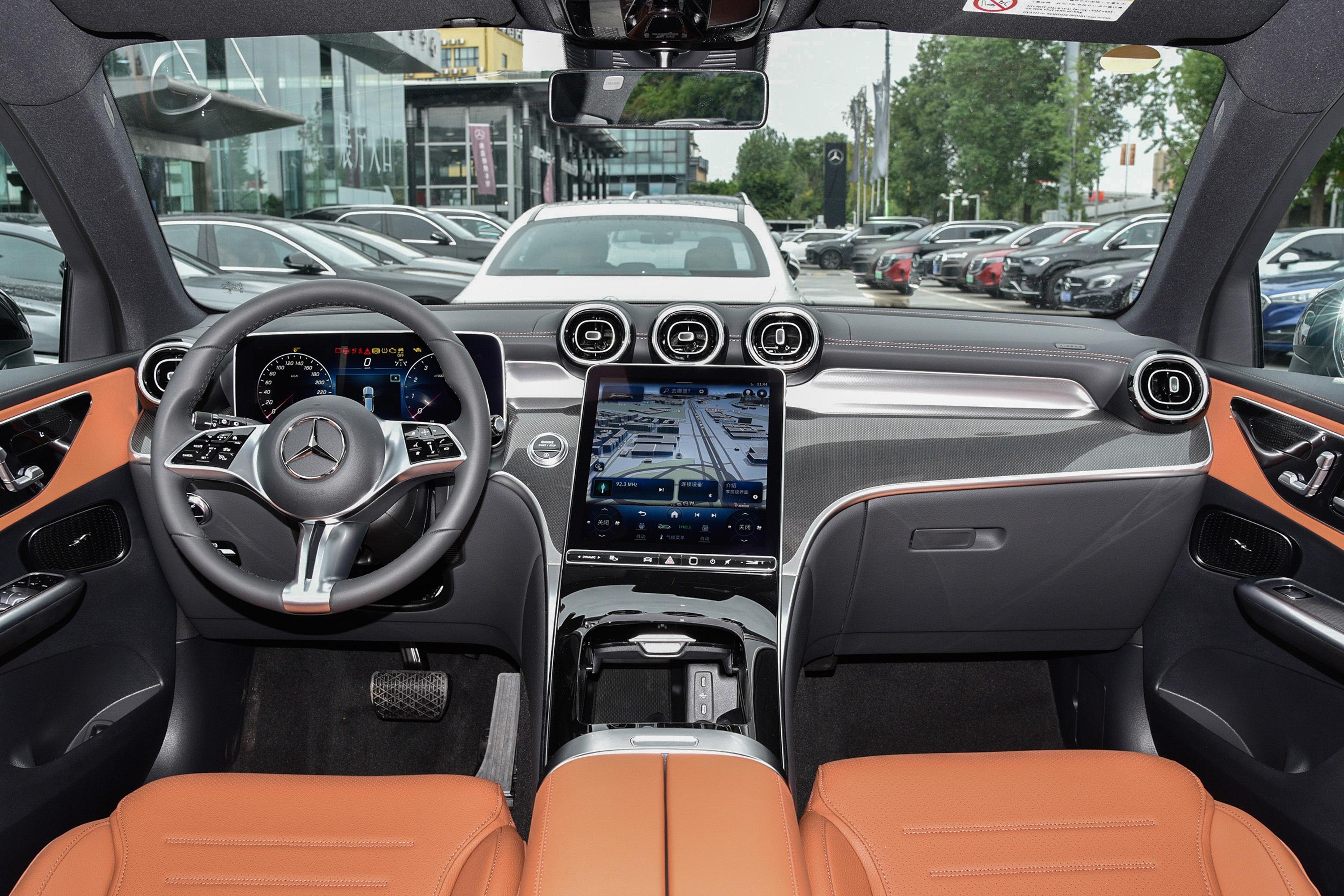 【奔驰GLC改款 GLC 260 L 4MATIC 动感型 5座内饰全景正拍图片-汽车图片大全】-易车