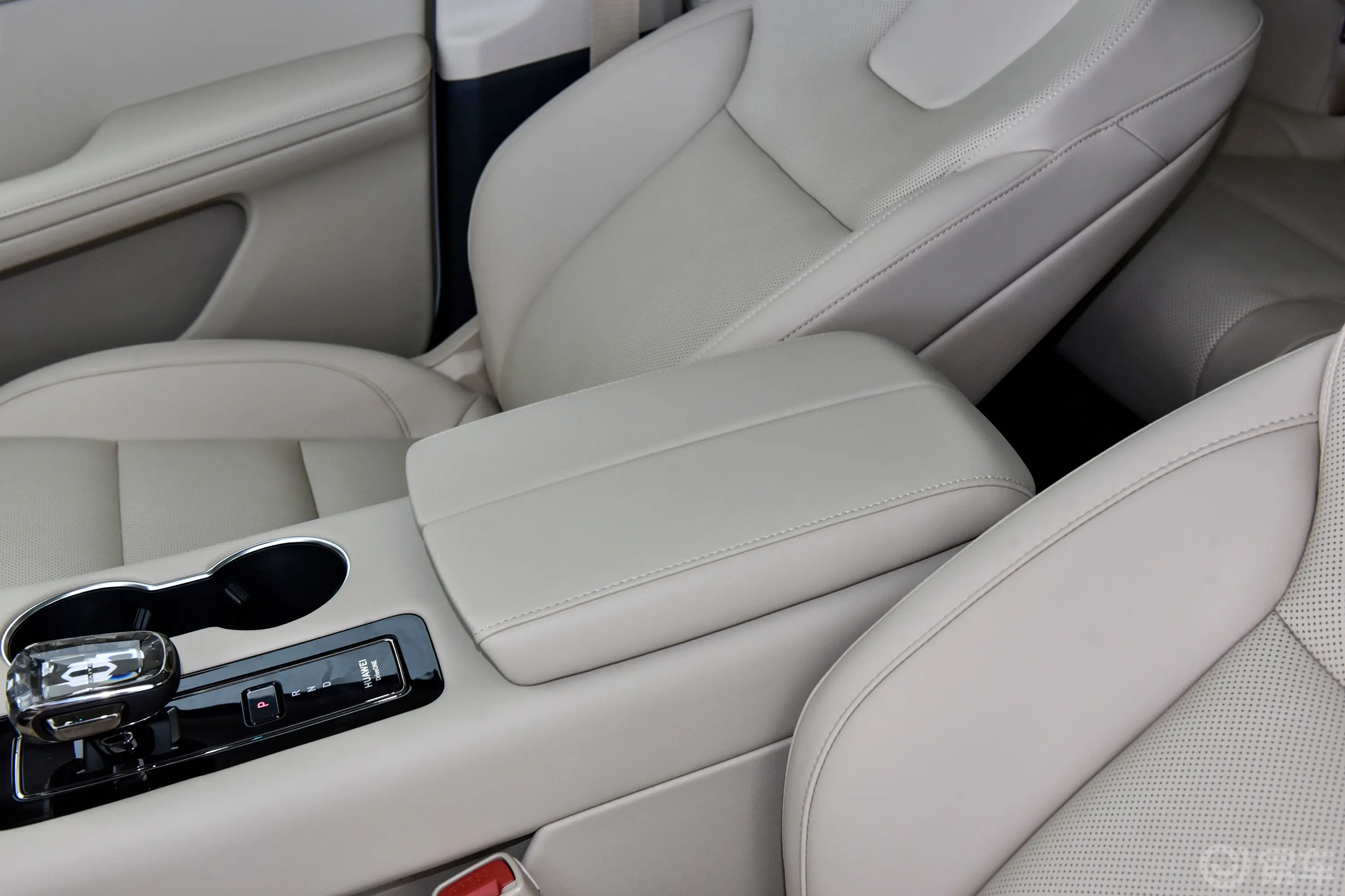 【问界M5纯电版 620km 后驱标准版前排中央扶手图片-汽车图片大全】-易车