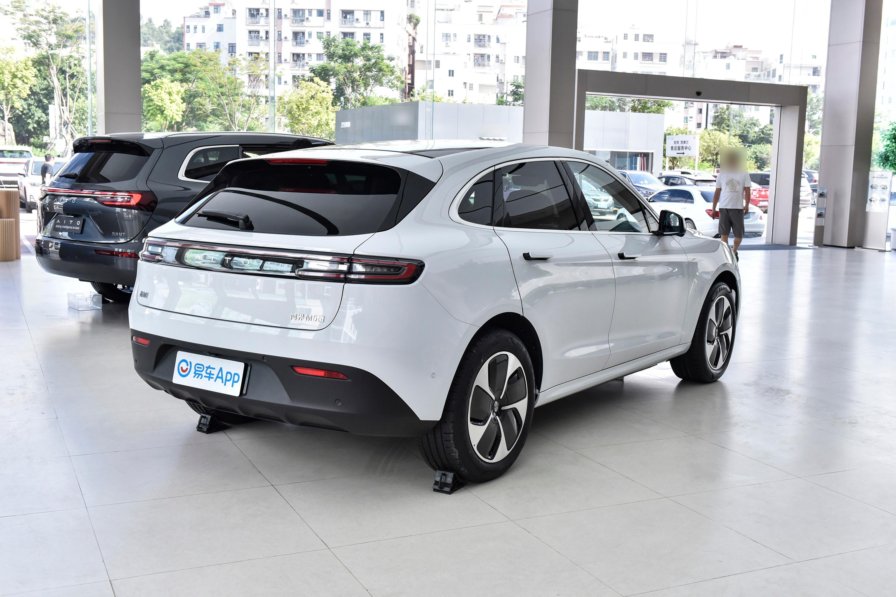 【问界M5纯电版 620km 后驱标准版侧后45度车头向右水平图片-汽车图片大全】-易车