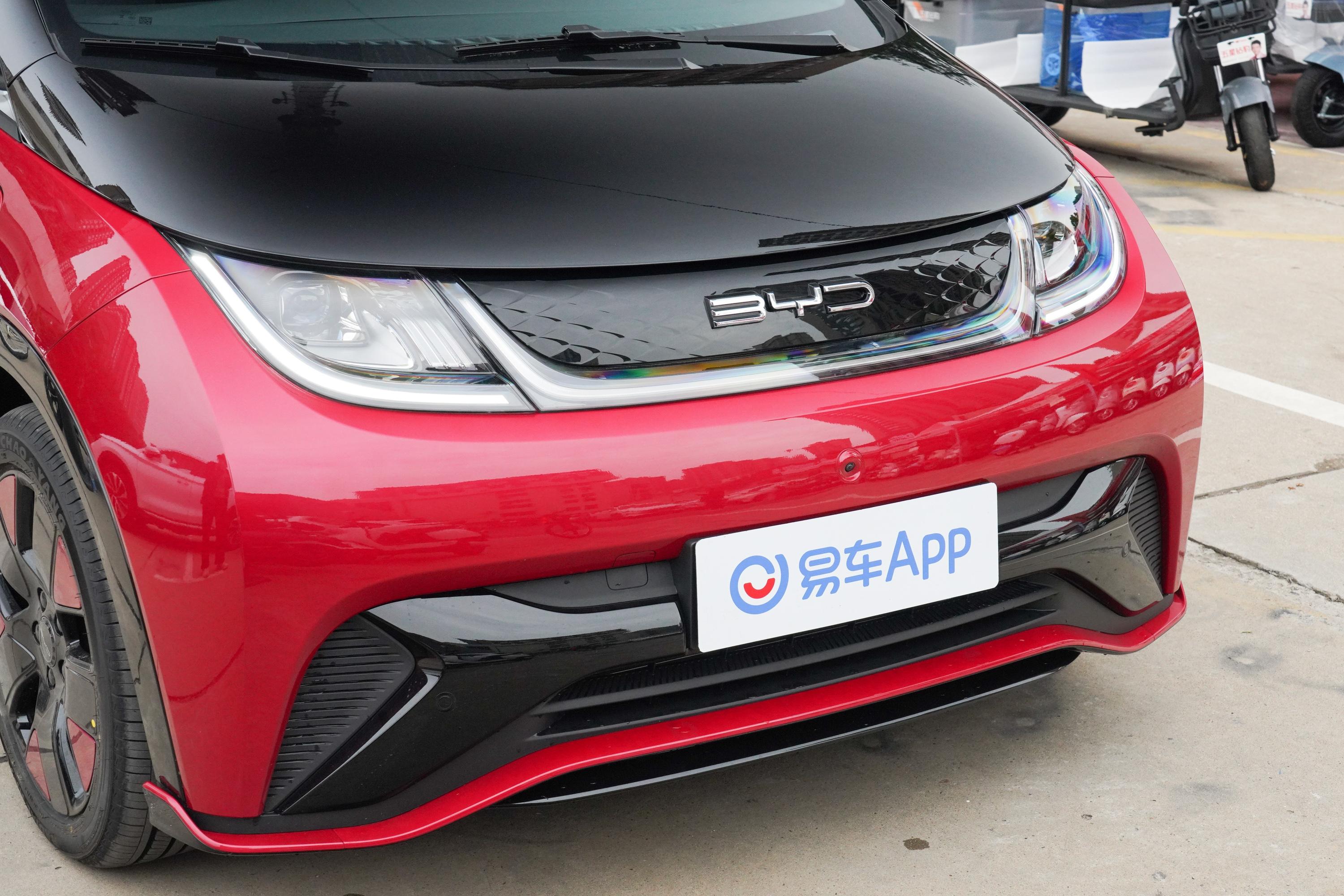 【海豚401km 50万纪念版Plus前格栅侧俯拍图片-汽车图片大全】-易车