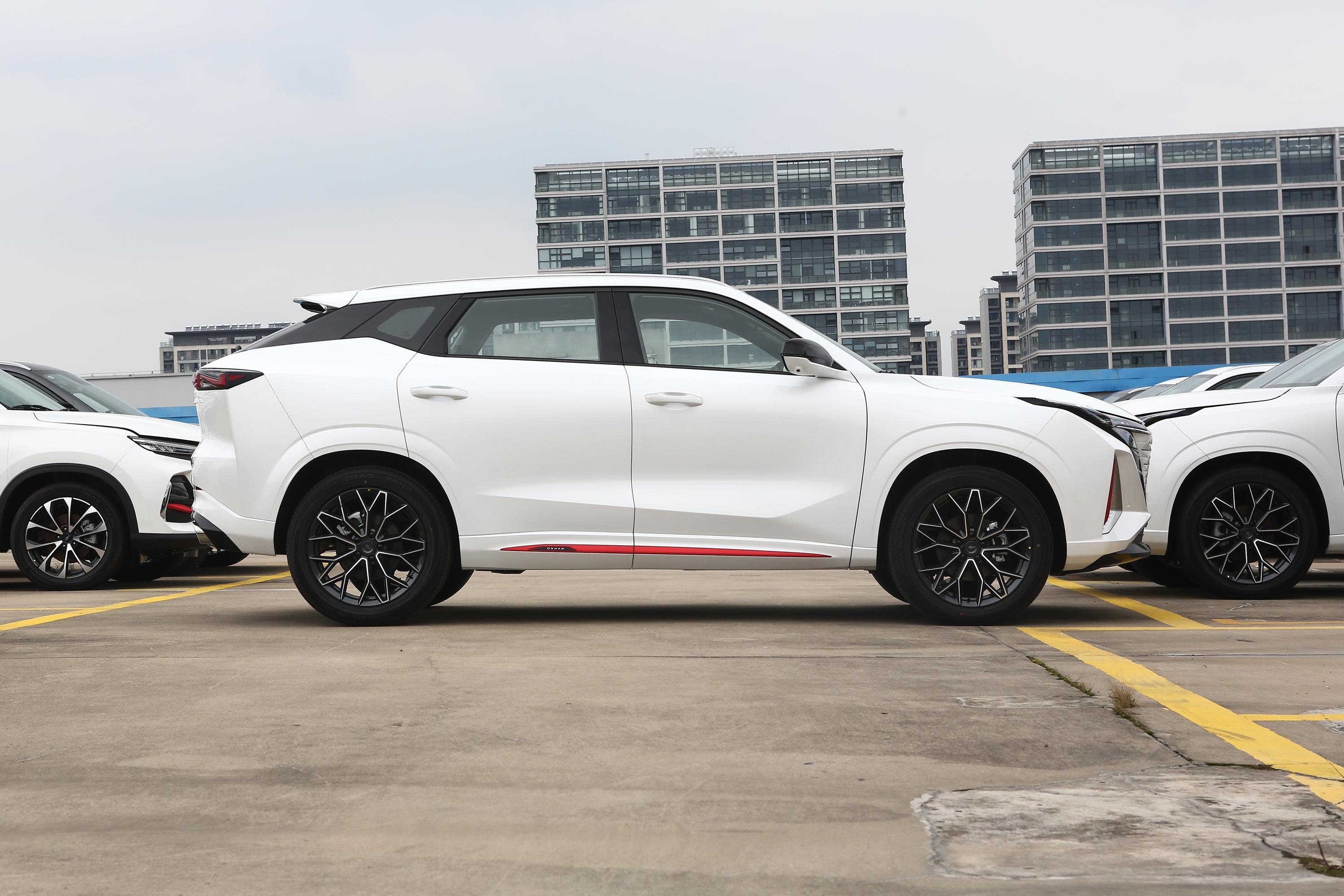 【长安欧尚Z61.5T 双离合智酷型正侧车头向右水平图片-汽车图片大全】-易车